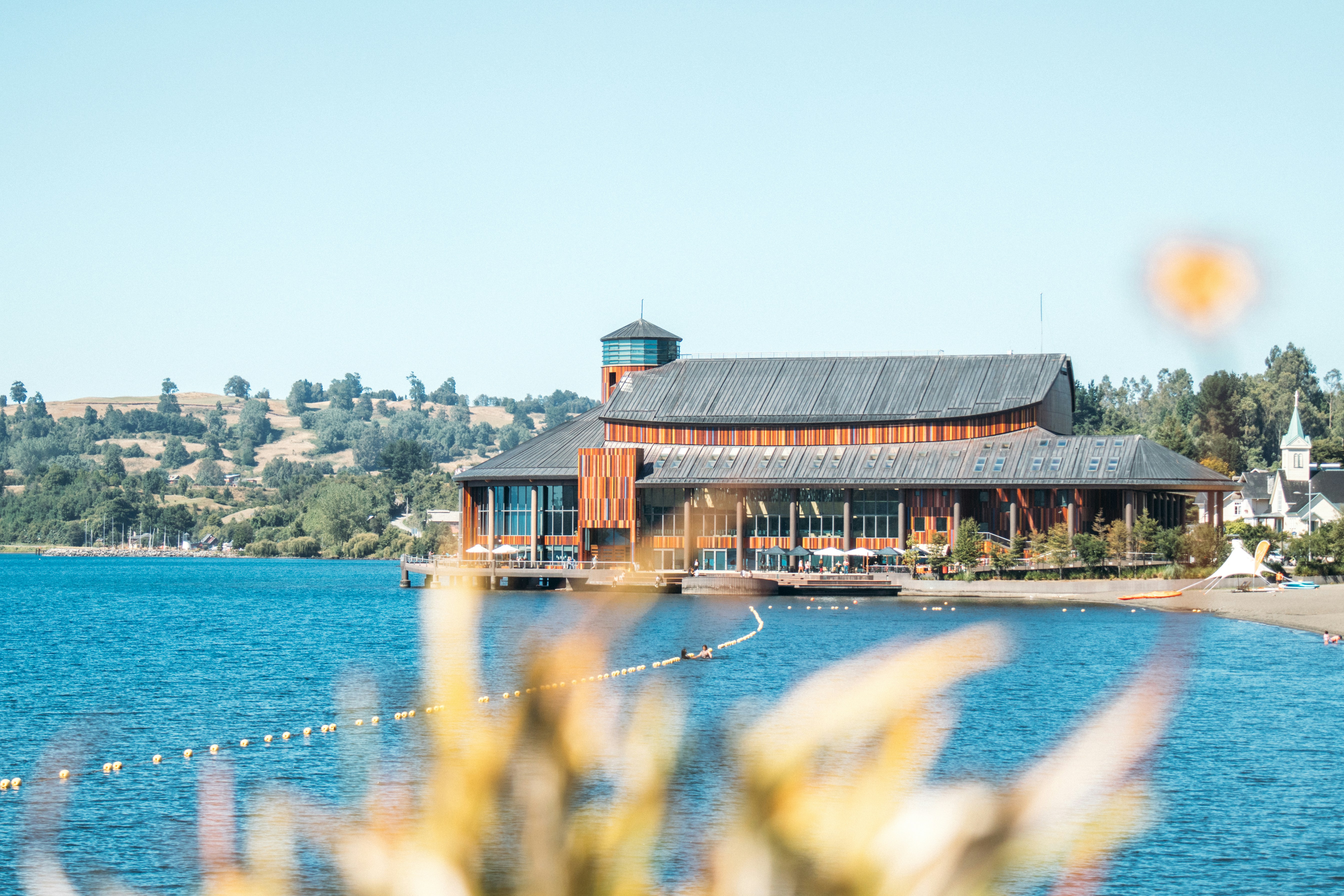 Waterside Lodge: Sunlit Café by the Lake