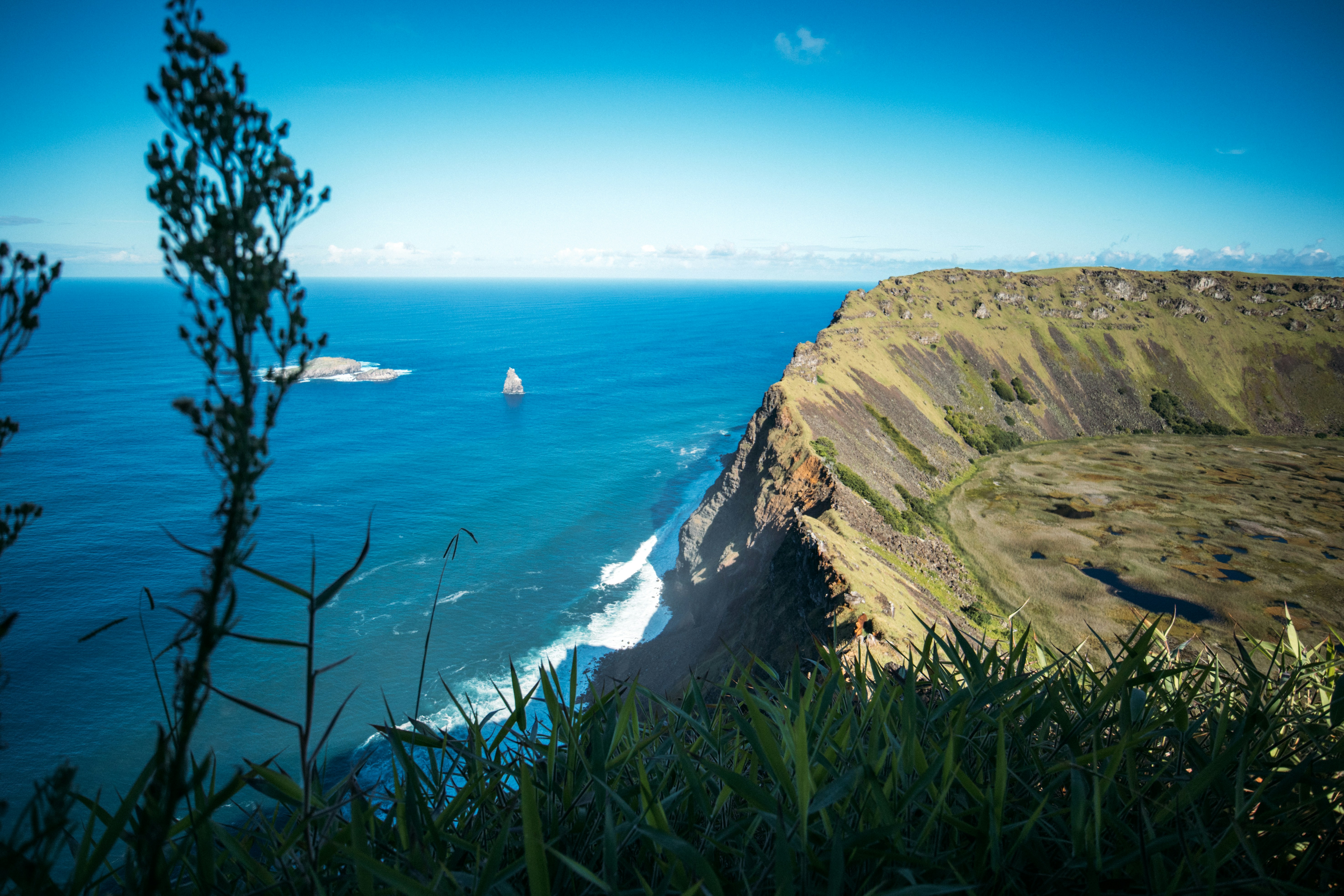 Cliffside Vista: Ocean Ridge Overcurving into the Horizon