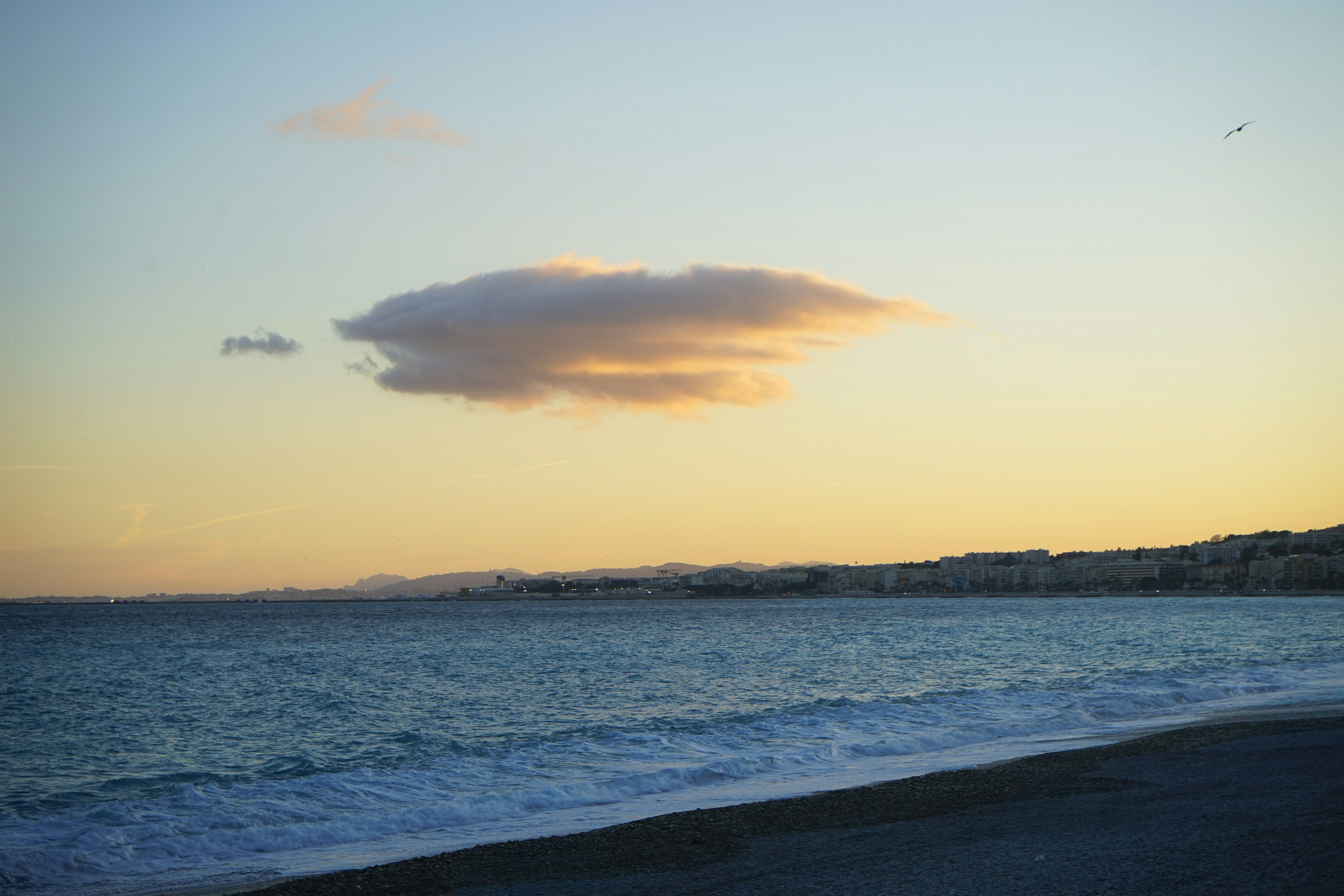 Dusk over the Quiet Coast: Horizon, Wave and Cloud