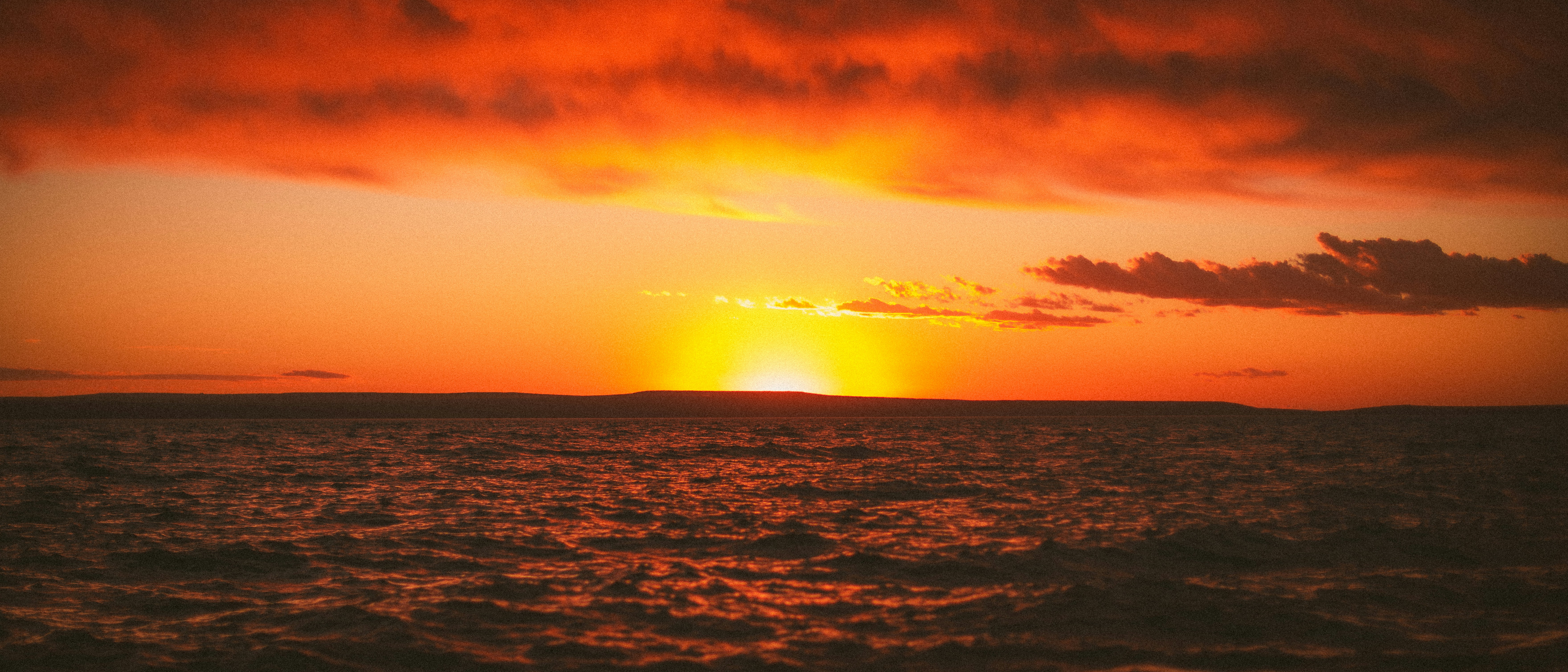 Sun Dlow: A Quiet Horizon Where Fire Meets Tide