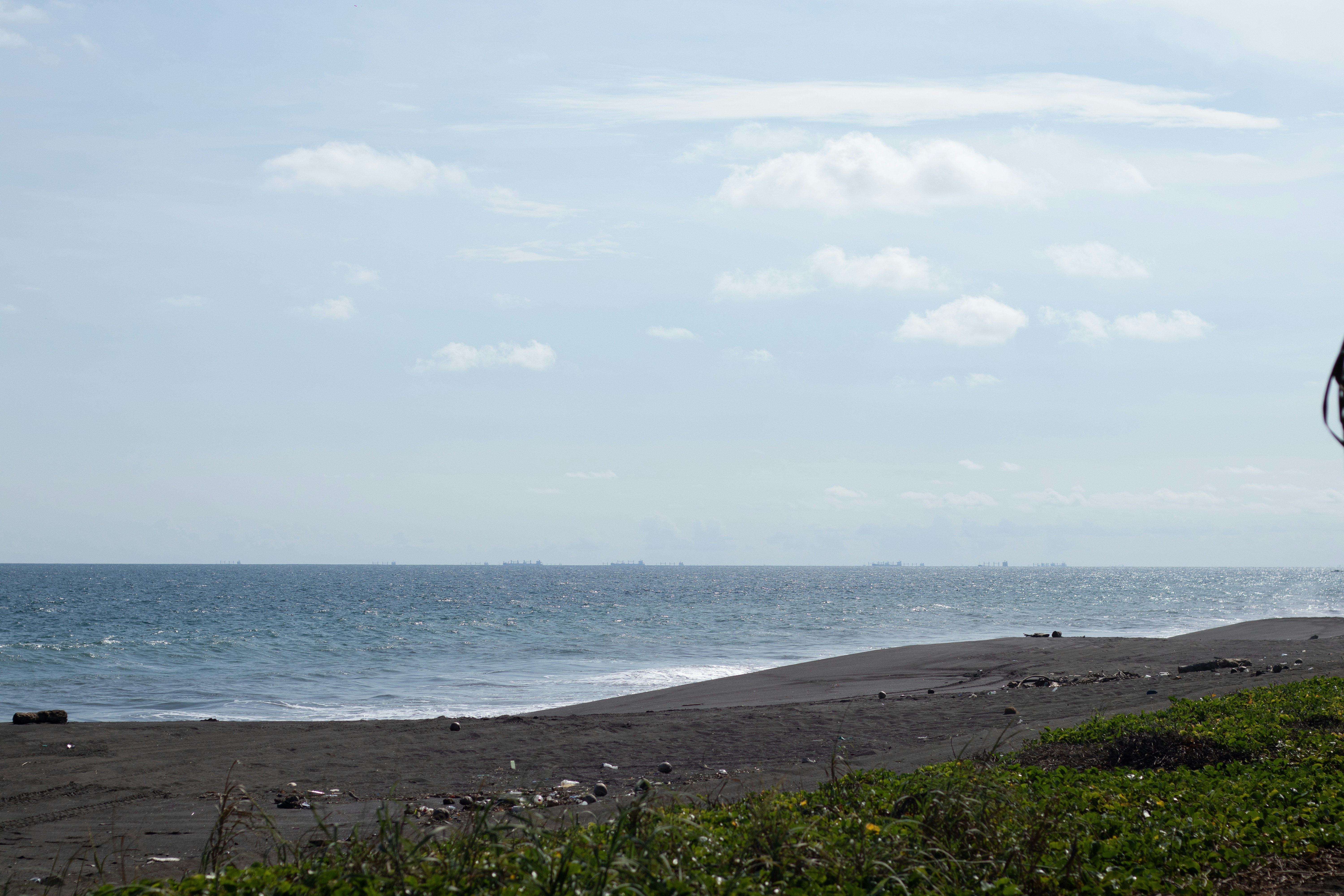 Horizon Quiet: A Seaside Edge Where Shore Meets Sky