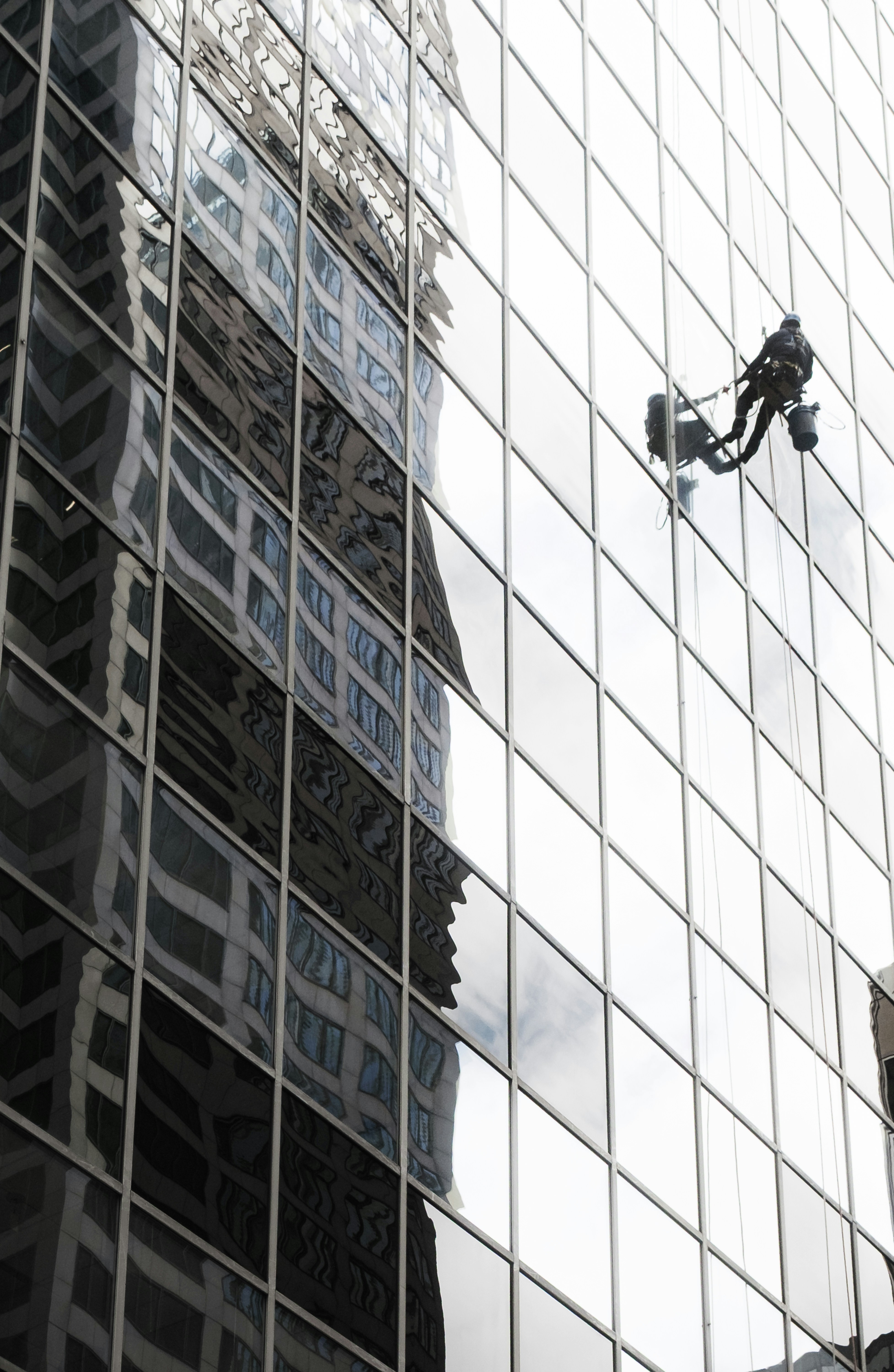Rappel Above Glass: Window-cleaning Duo in a Shimmering Skyscraper Facade
