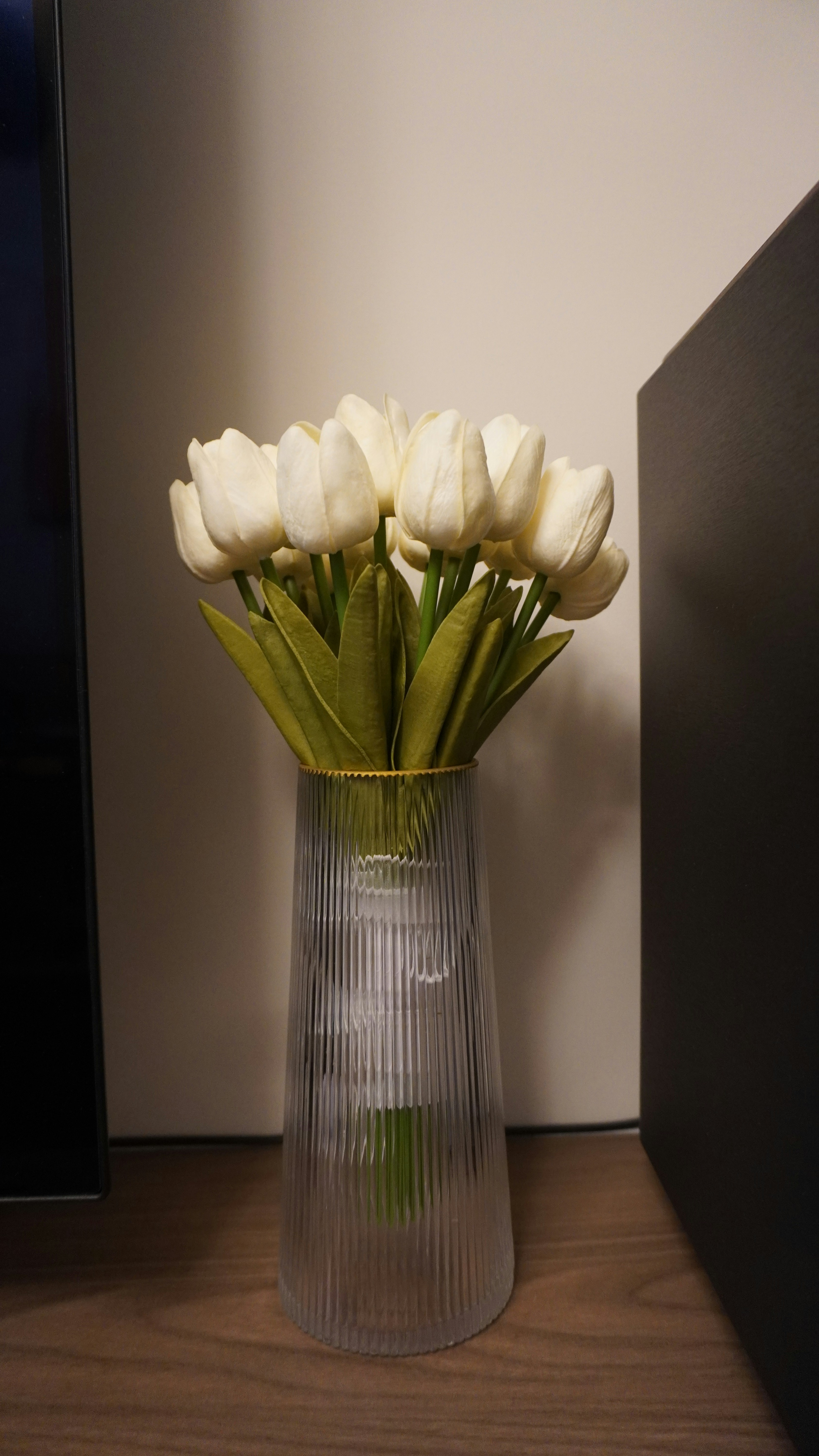 Minimalist Tulip Vase Anchoring a Quiet Desk Nook