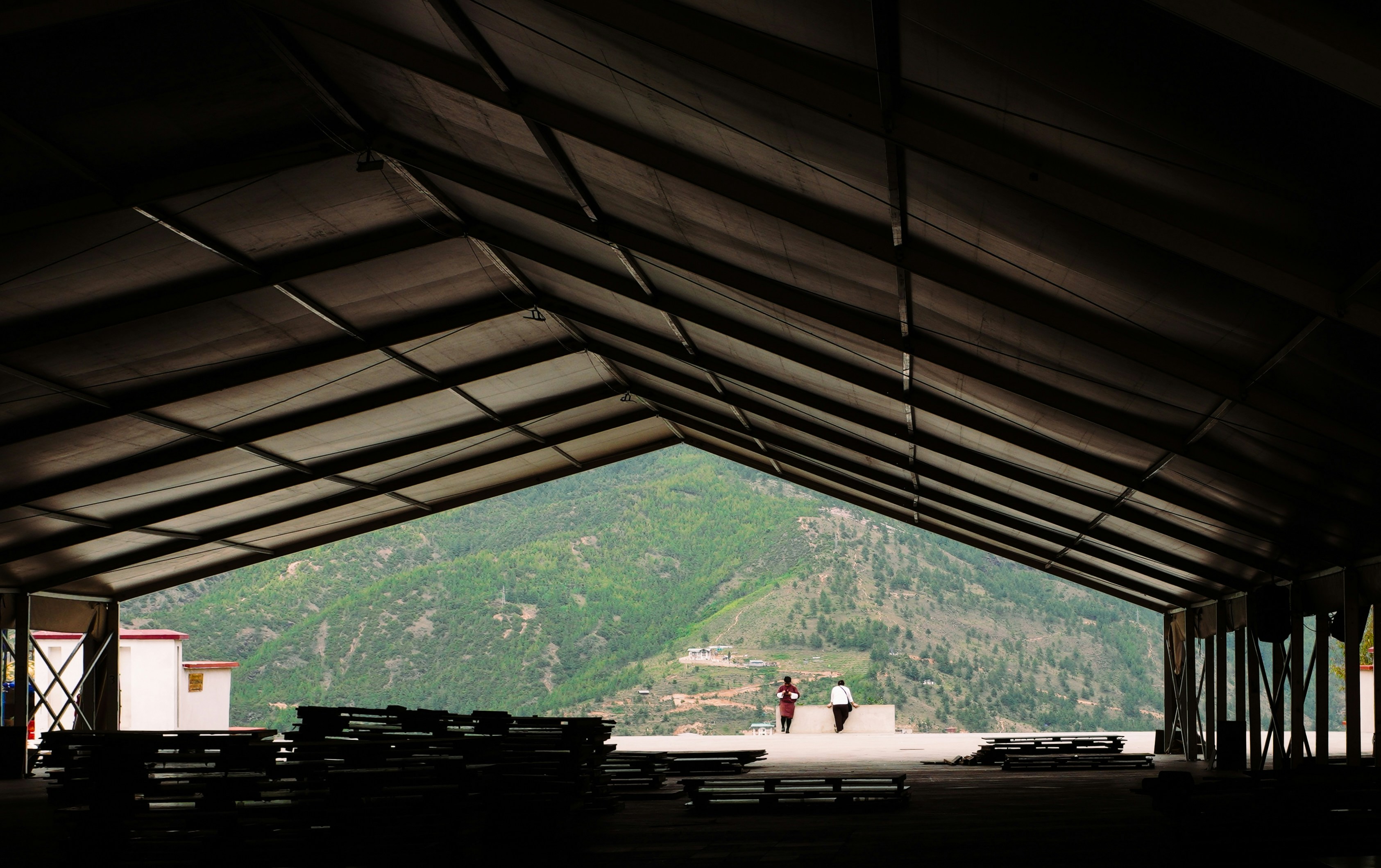Open Hangar, Mountain Backdrop: A Quiet Arrival