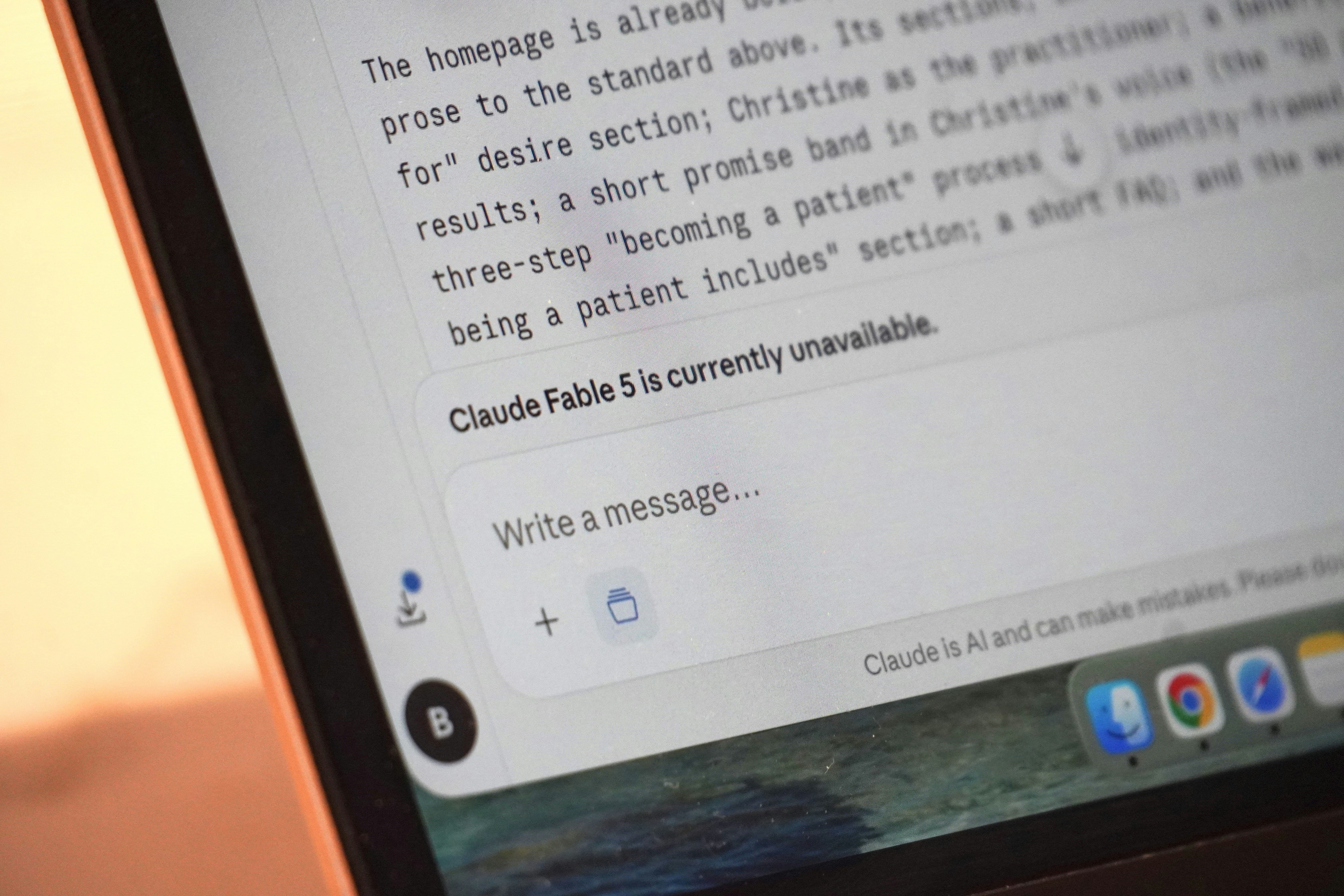 Message Window on the Laptop Screen: Text Insets and Dock Icons