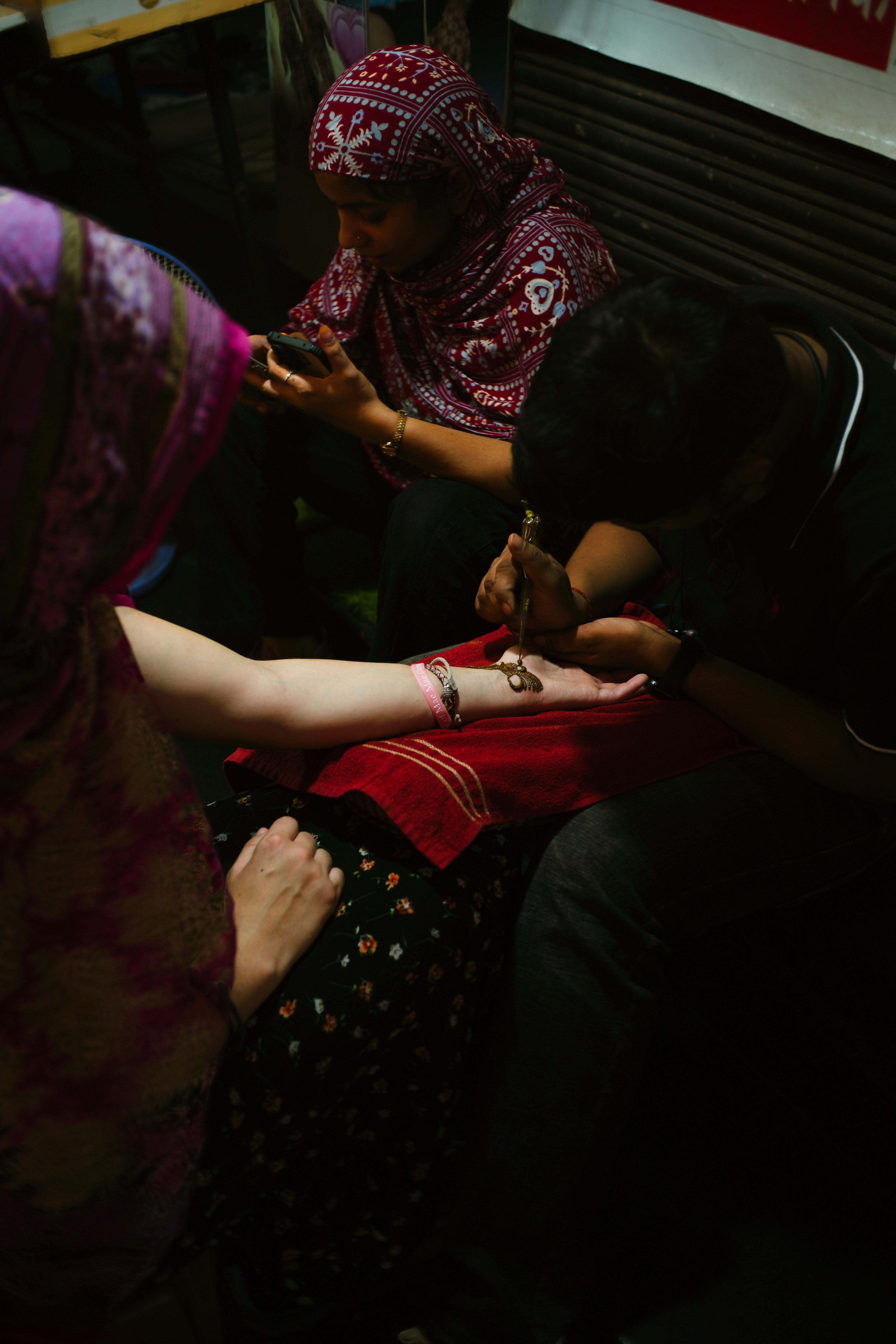 Close-Loop Ritual: Hand Jewelry Application in Dim Market Lighting