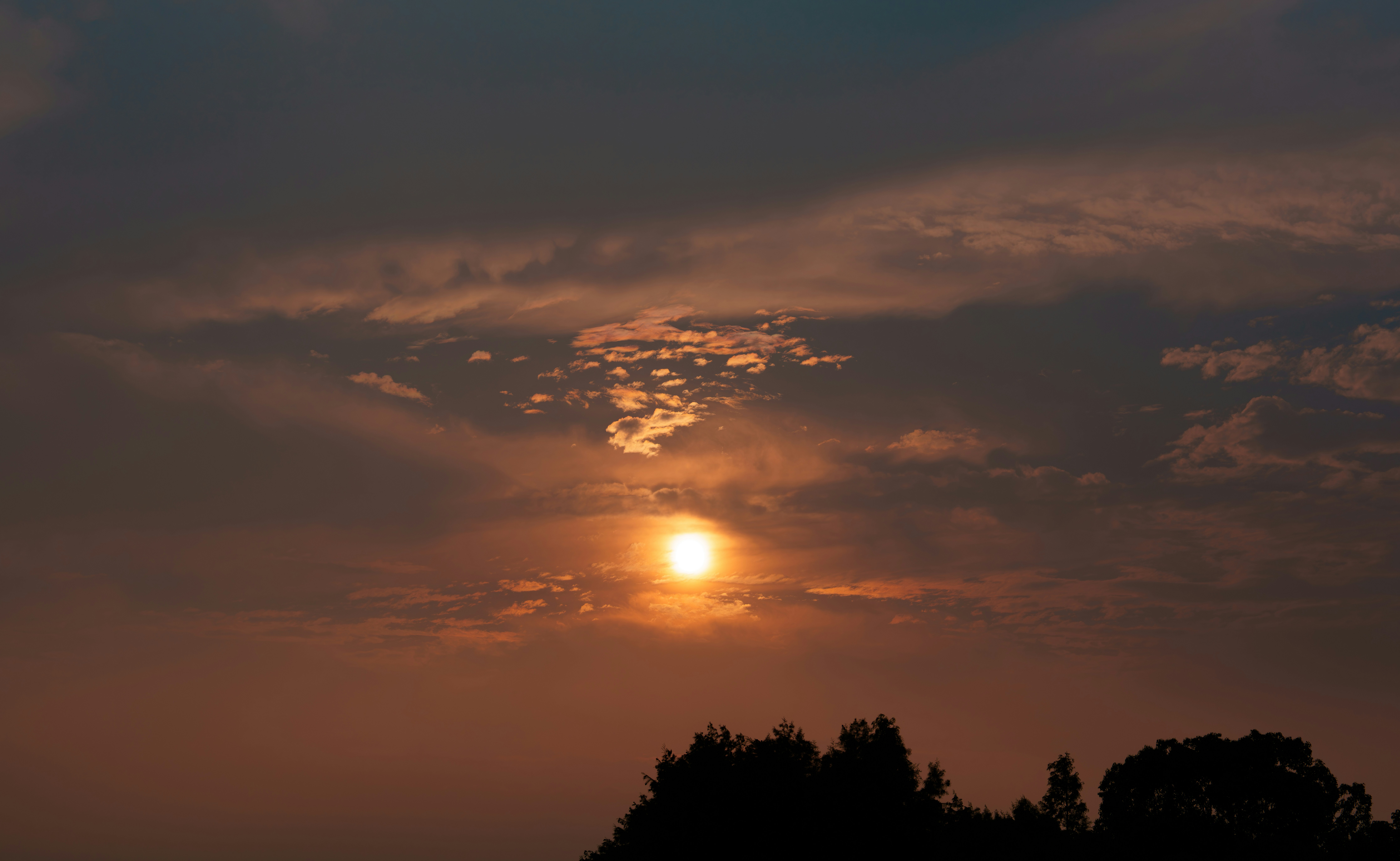 Evening Solitude: Sun Droplets on a Quiet Horizon