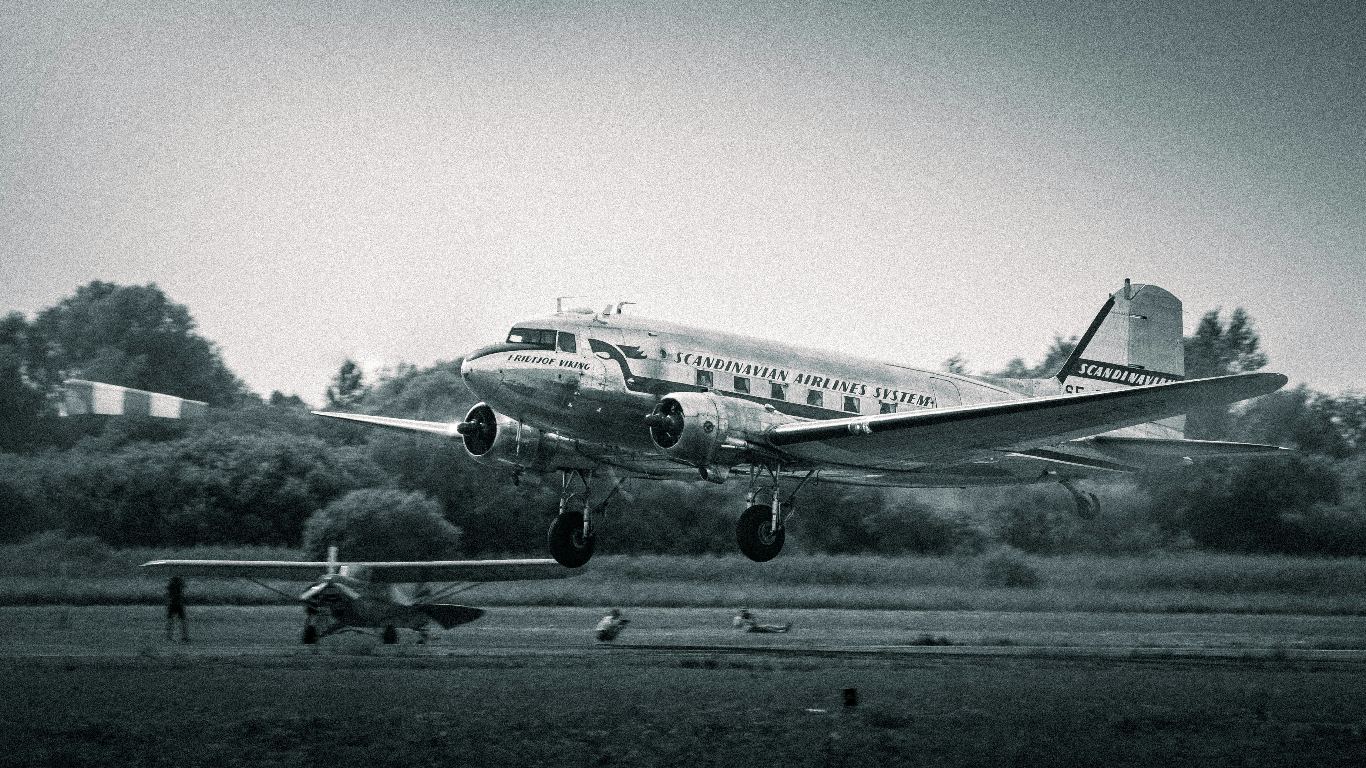 Vintage airliner in takeoff: a classic propeller-driven moment