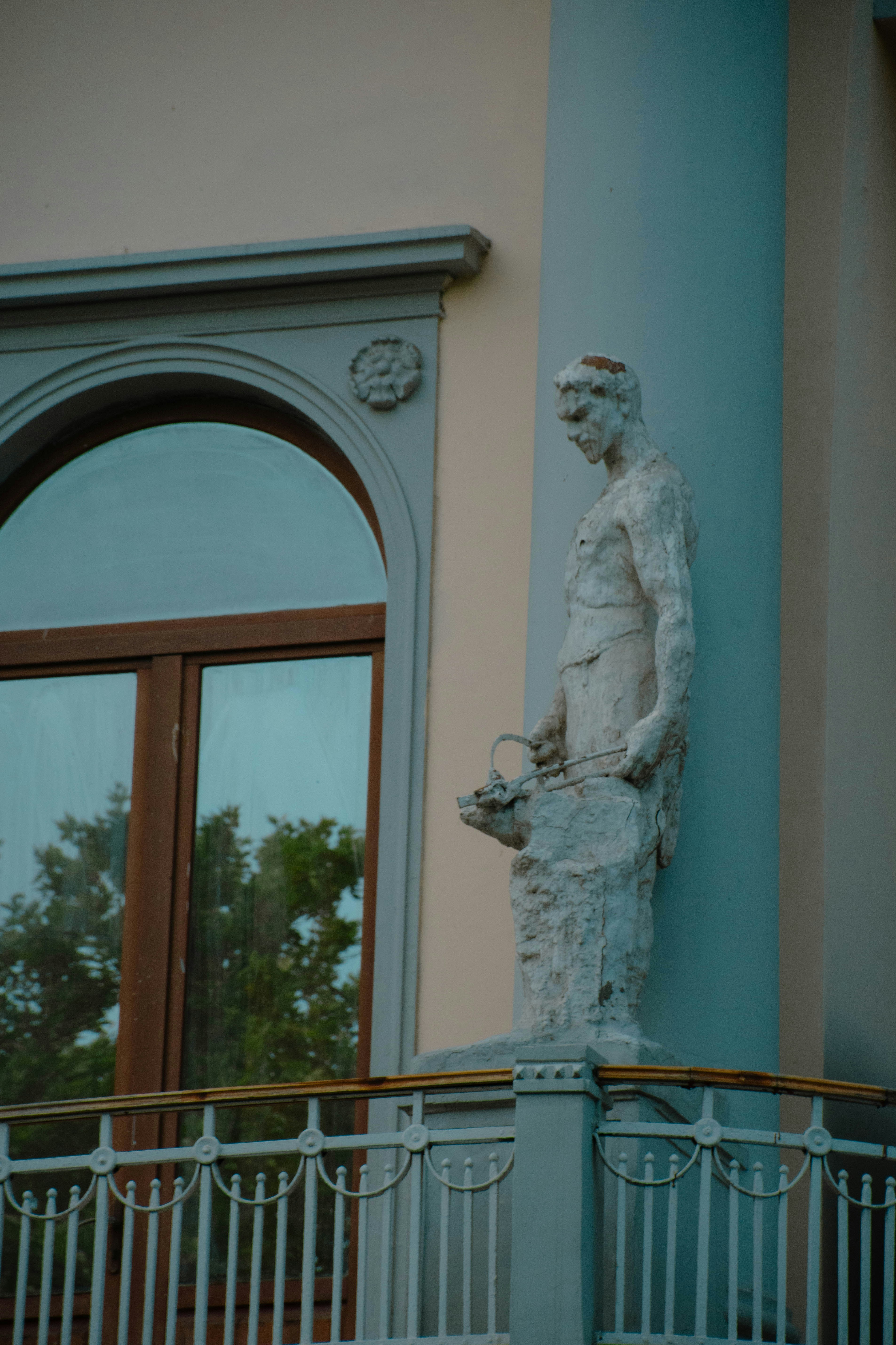 Statue Balcony: A Quiet Corner of Architecture