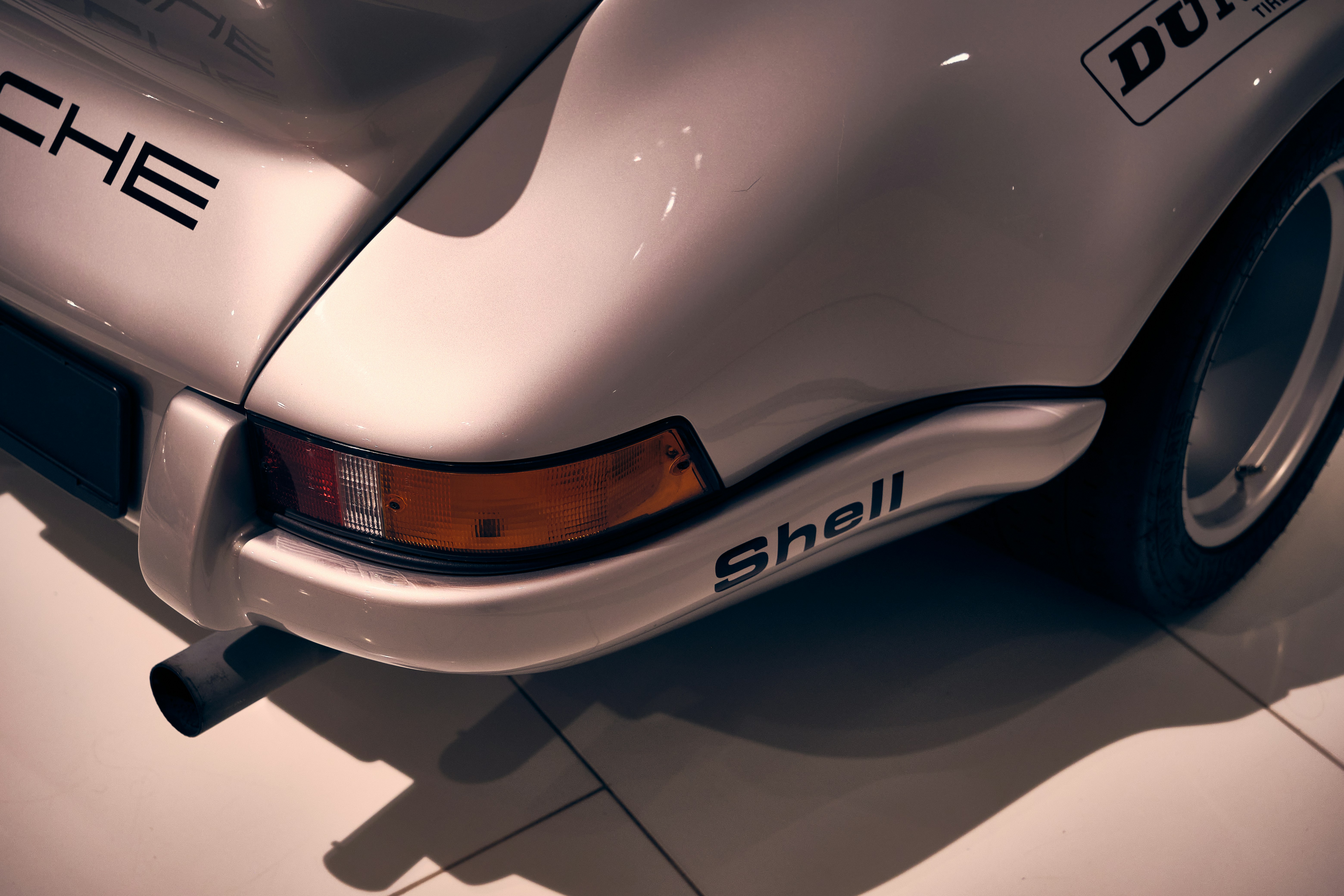 Rear View in Vintage Gloss: Shell Badge and Purring Fender