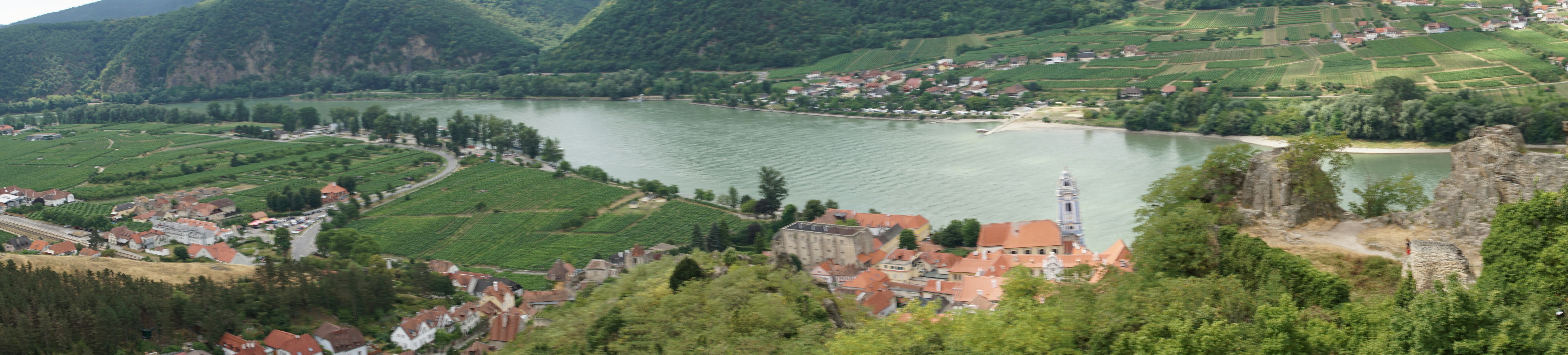 Vineyards and River Overlook: A Panoramic Village Between Hills