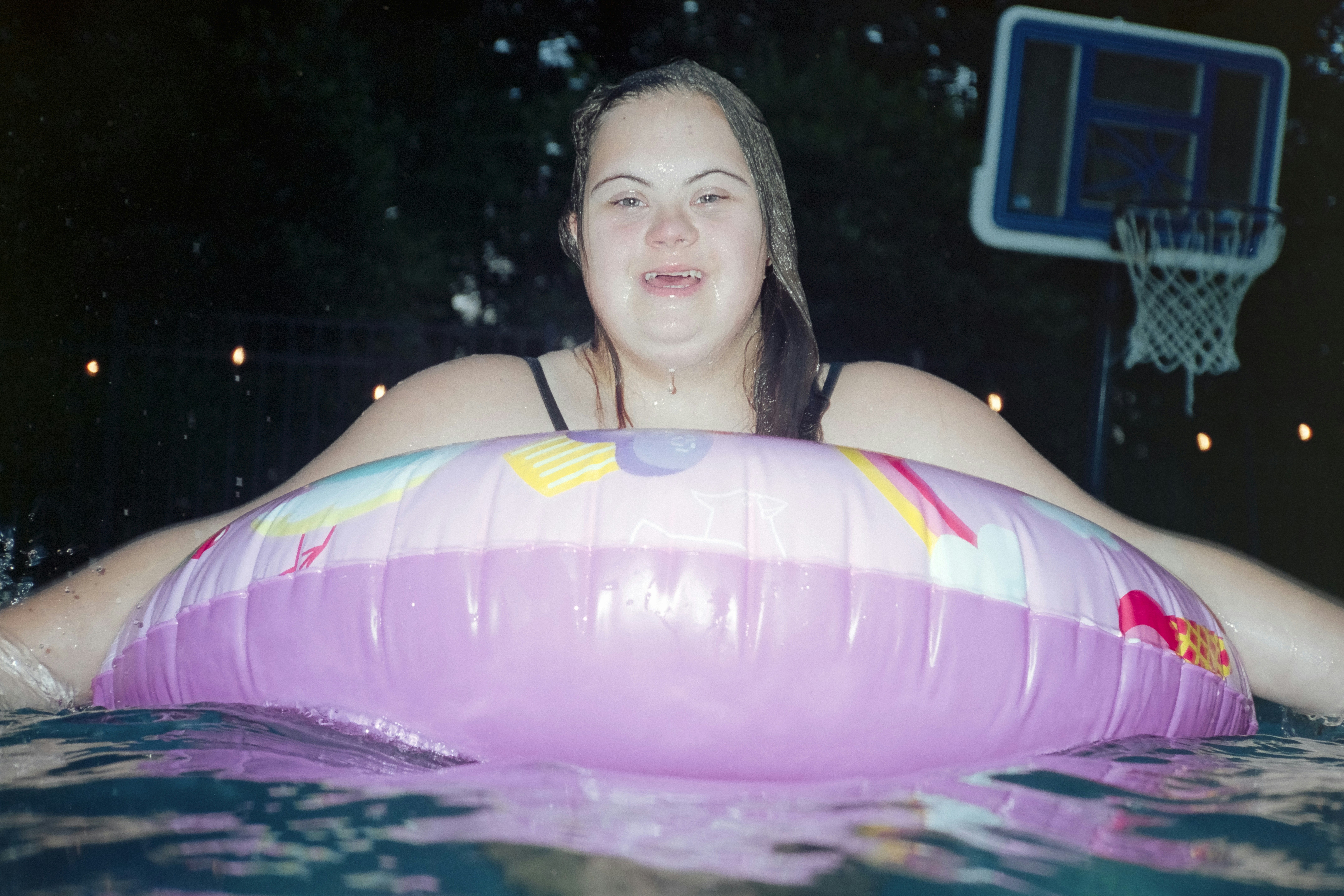 Floating Glow: A Pool Moment Highlighting Confidence and Presence