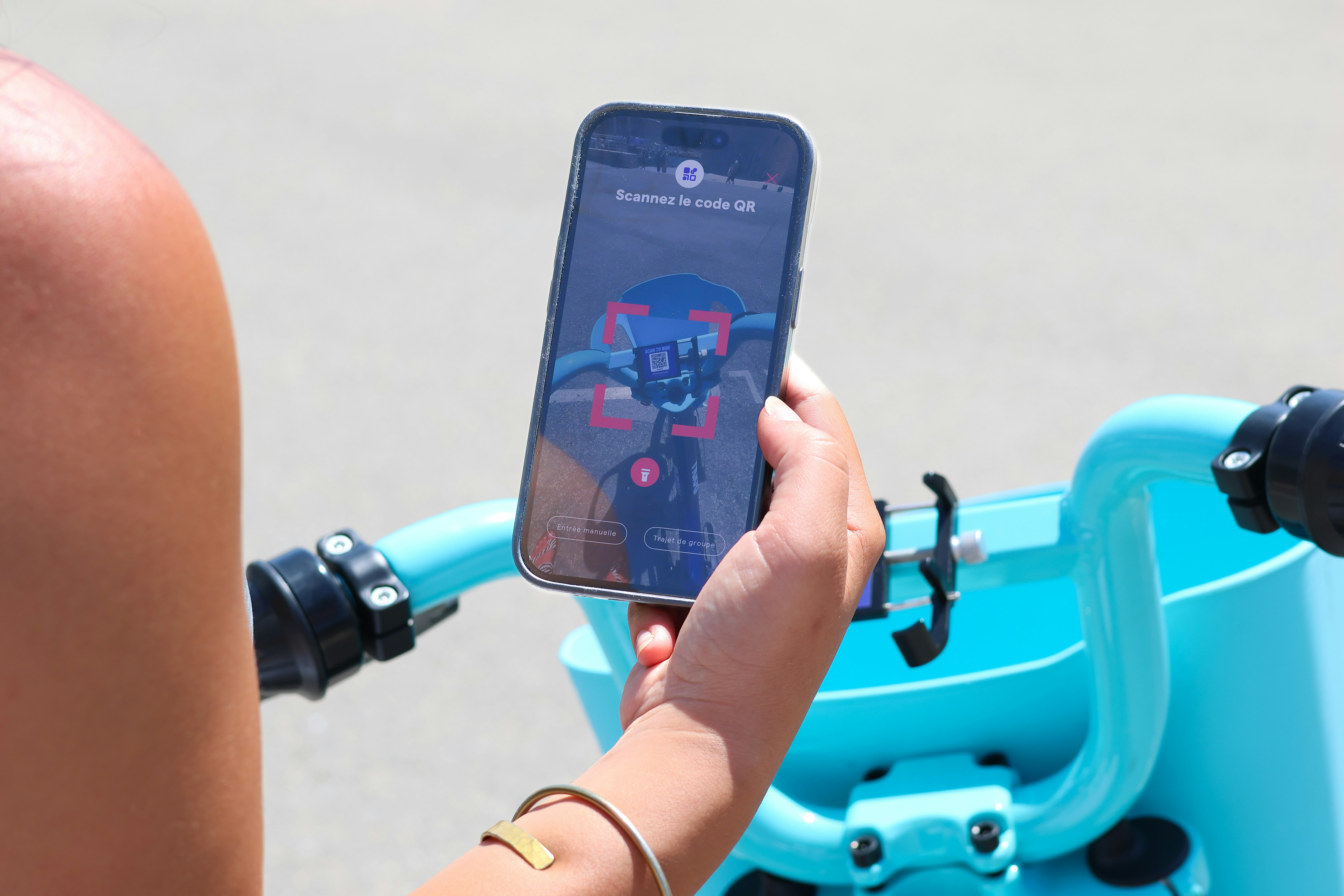 Riding Shot: A Handful of Focus on a Smartphone in Transit