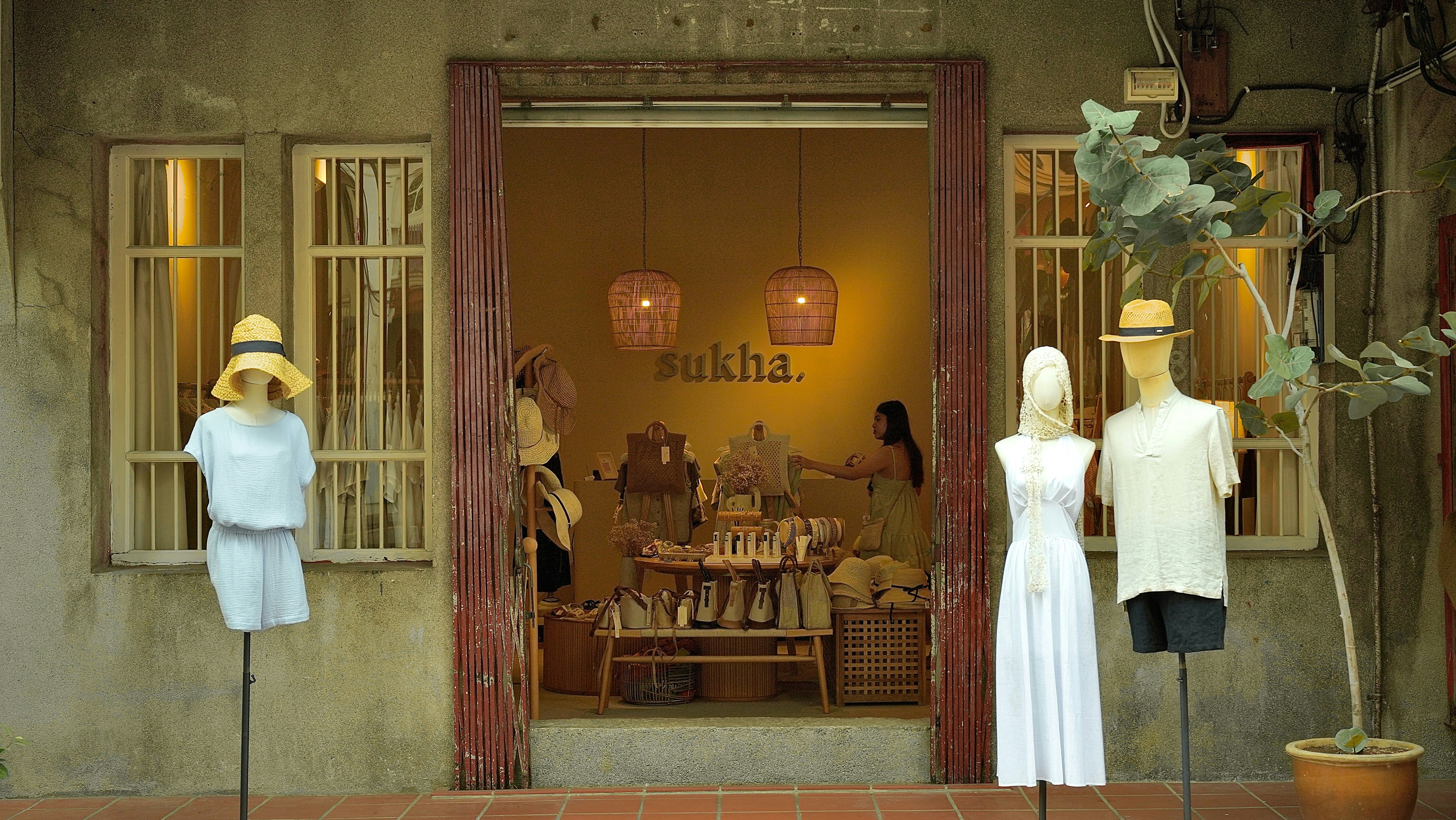 Sundown Shopfront: A Quiet Storefront Powering Pastel Echoes