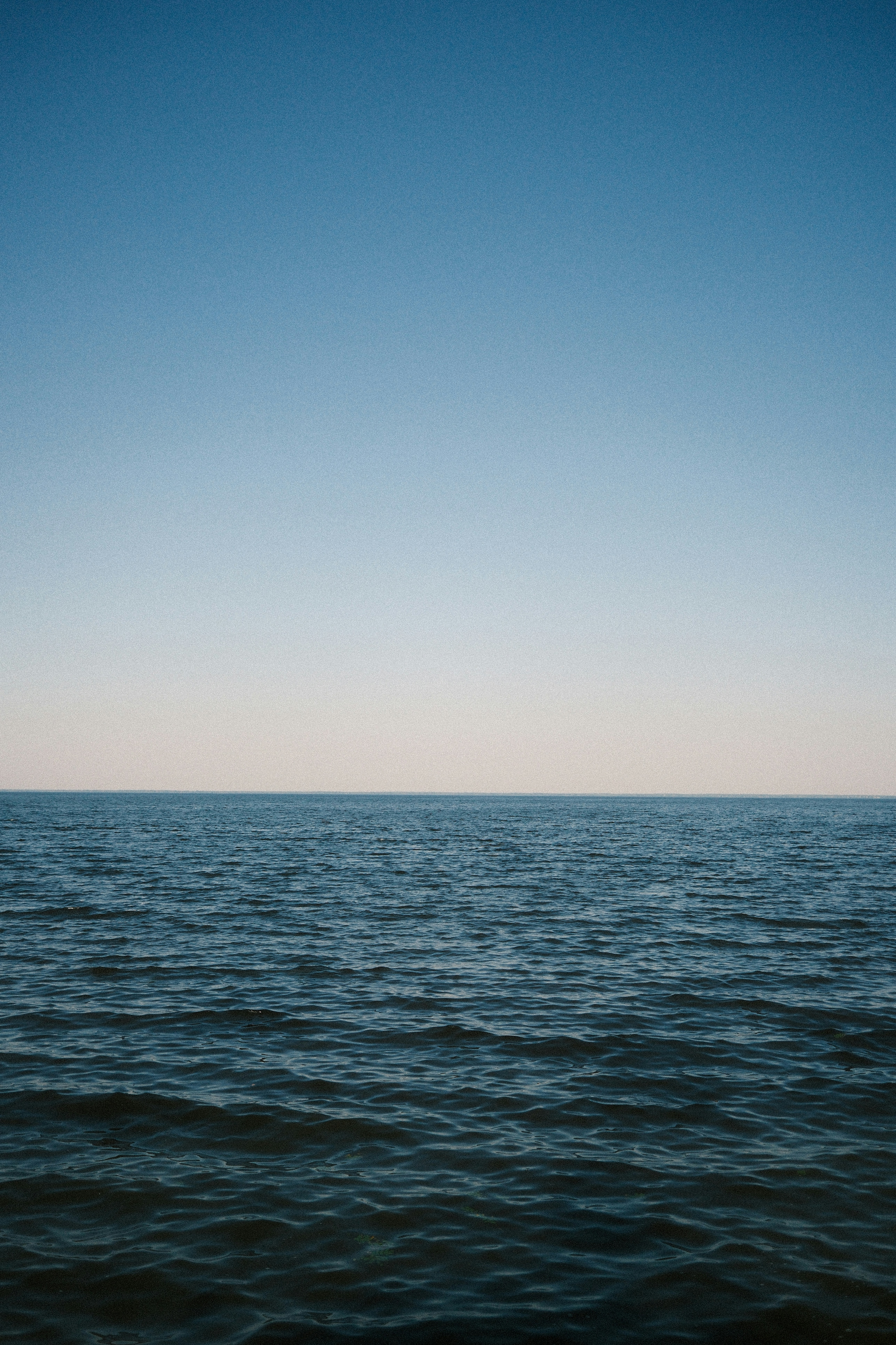 Horizon Quiet: A Minimal Ocean at Dusk