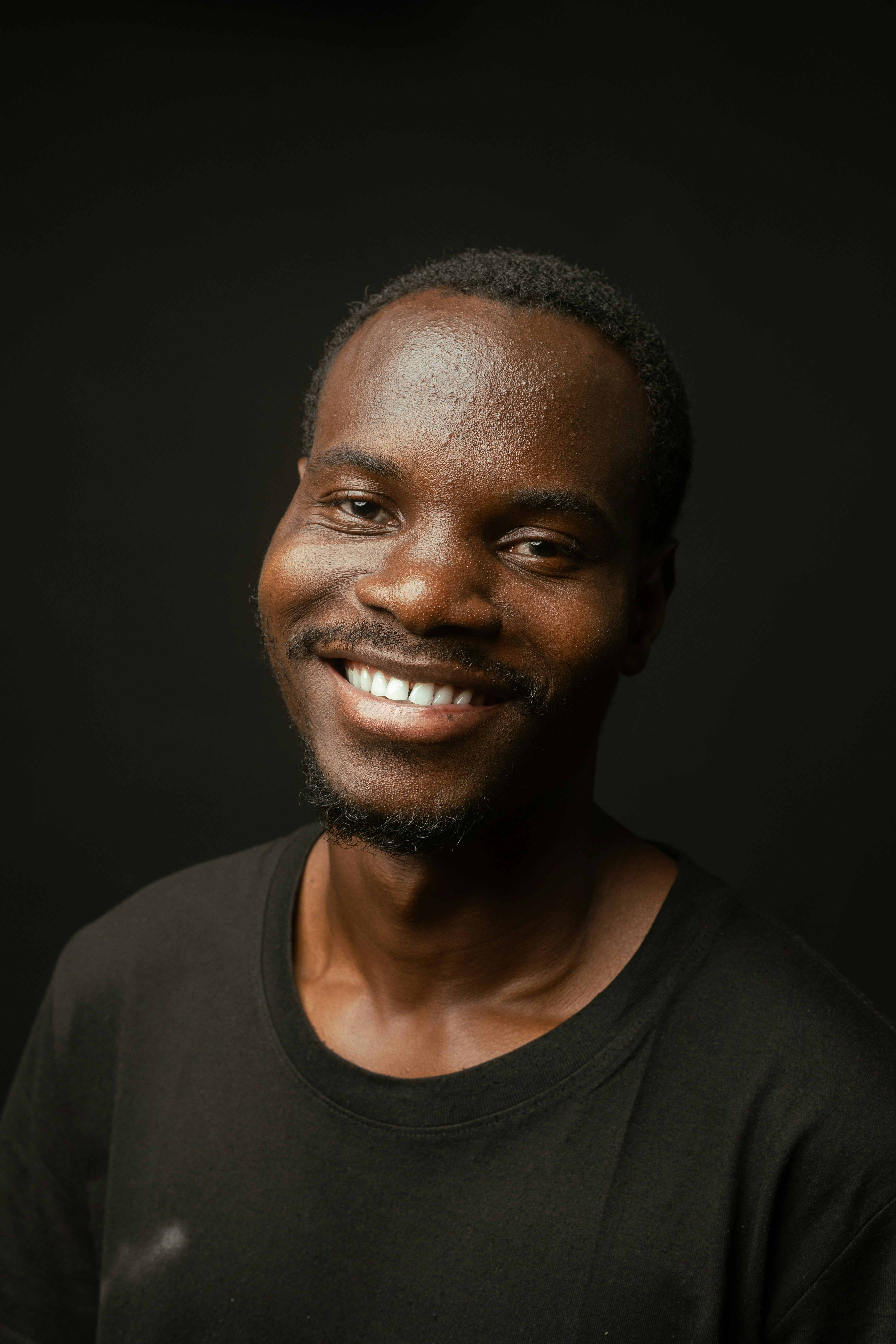 Warm smile, soft light: a portrait with intimate depth