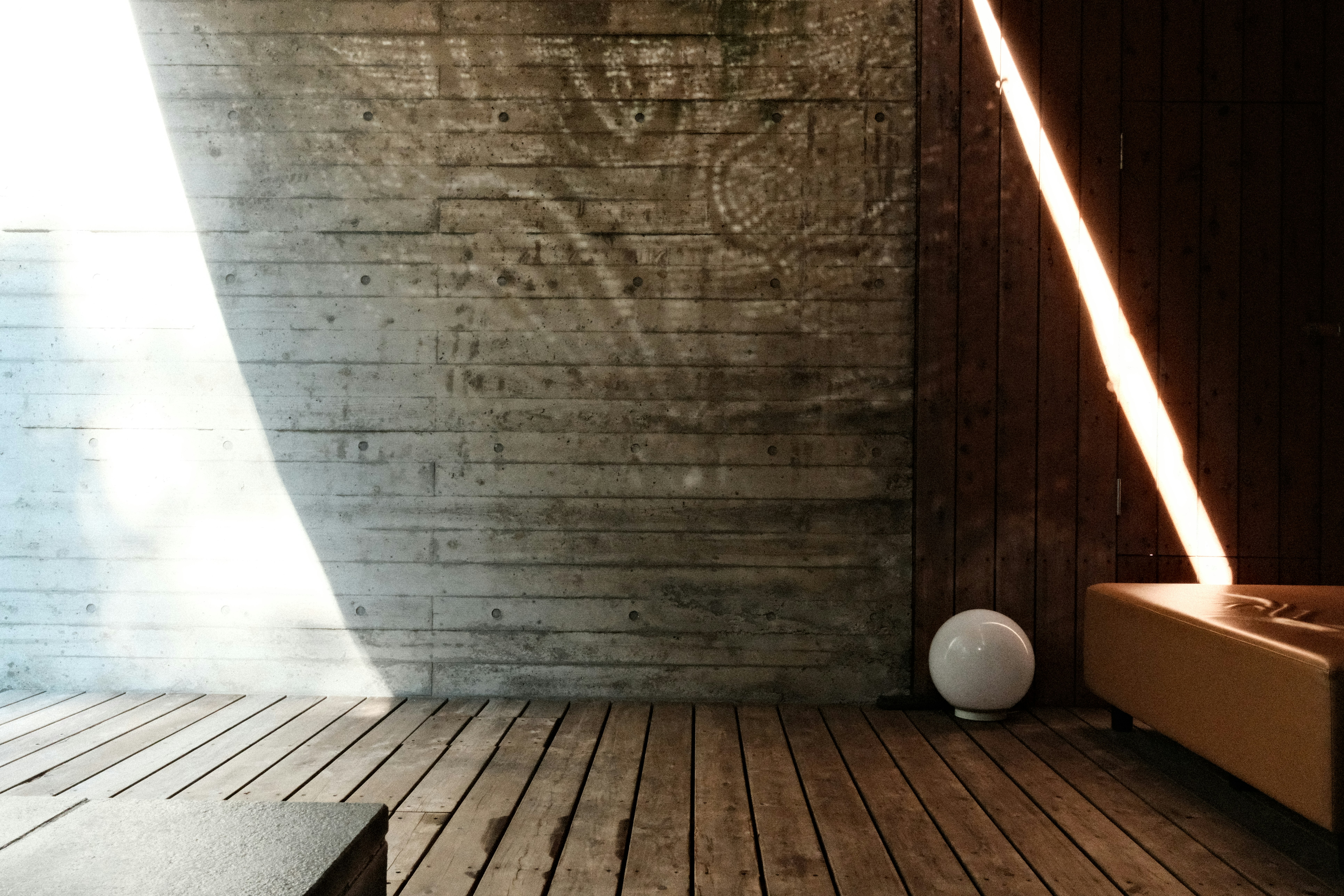 Minimalist Studio Light: A Beton Wood and Neon Glow Scene
