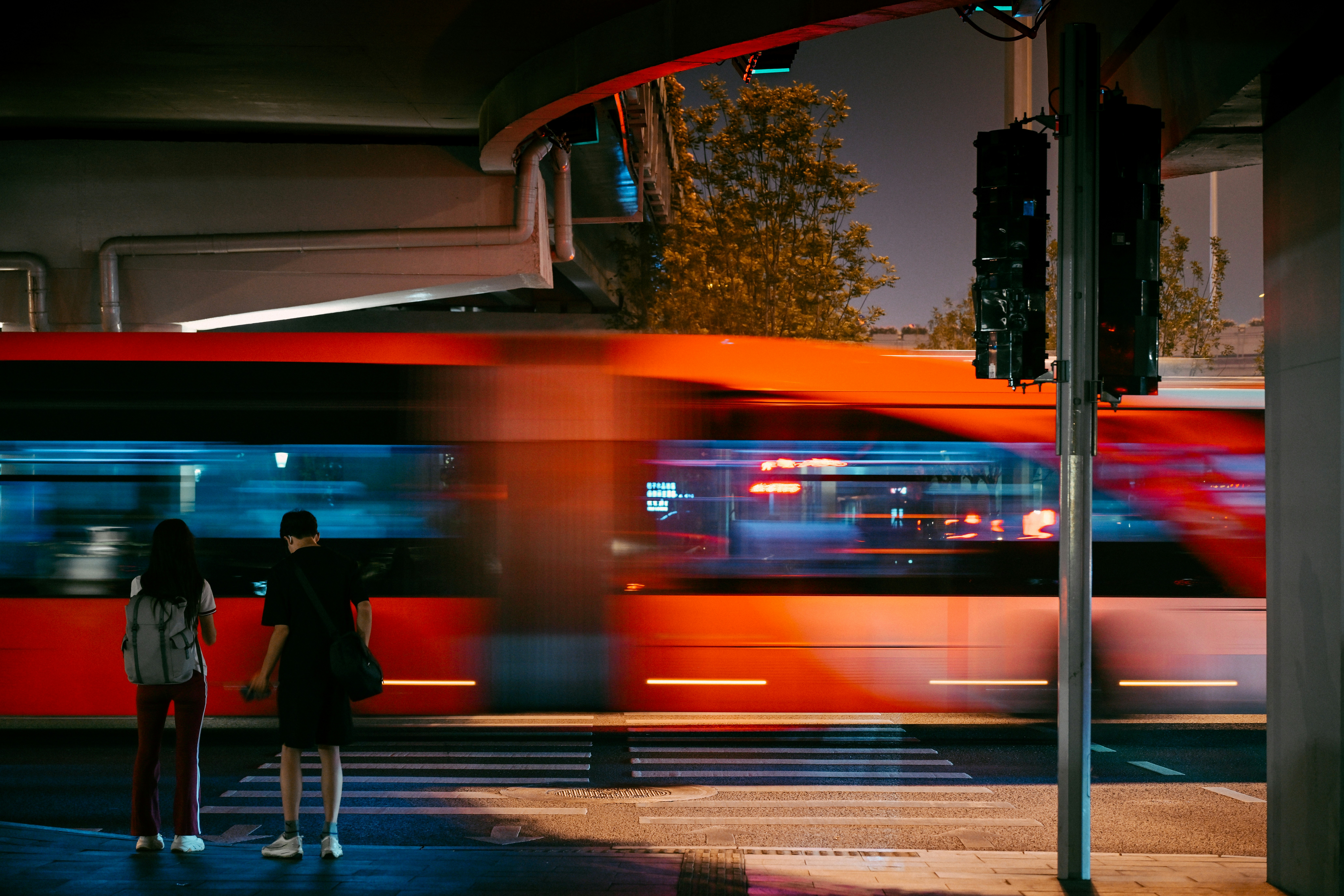 Blurred Transit at the Station: Two Observers Halted by the Moving City