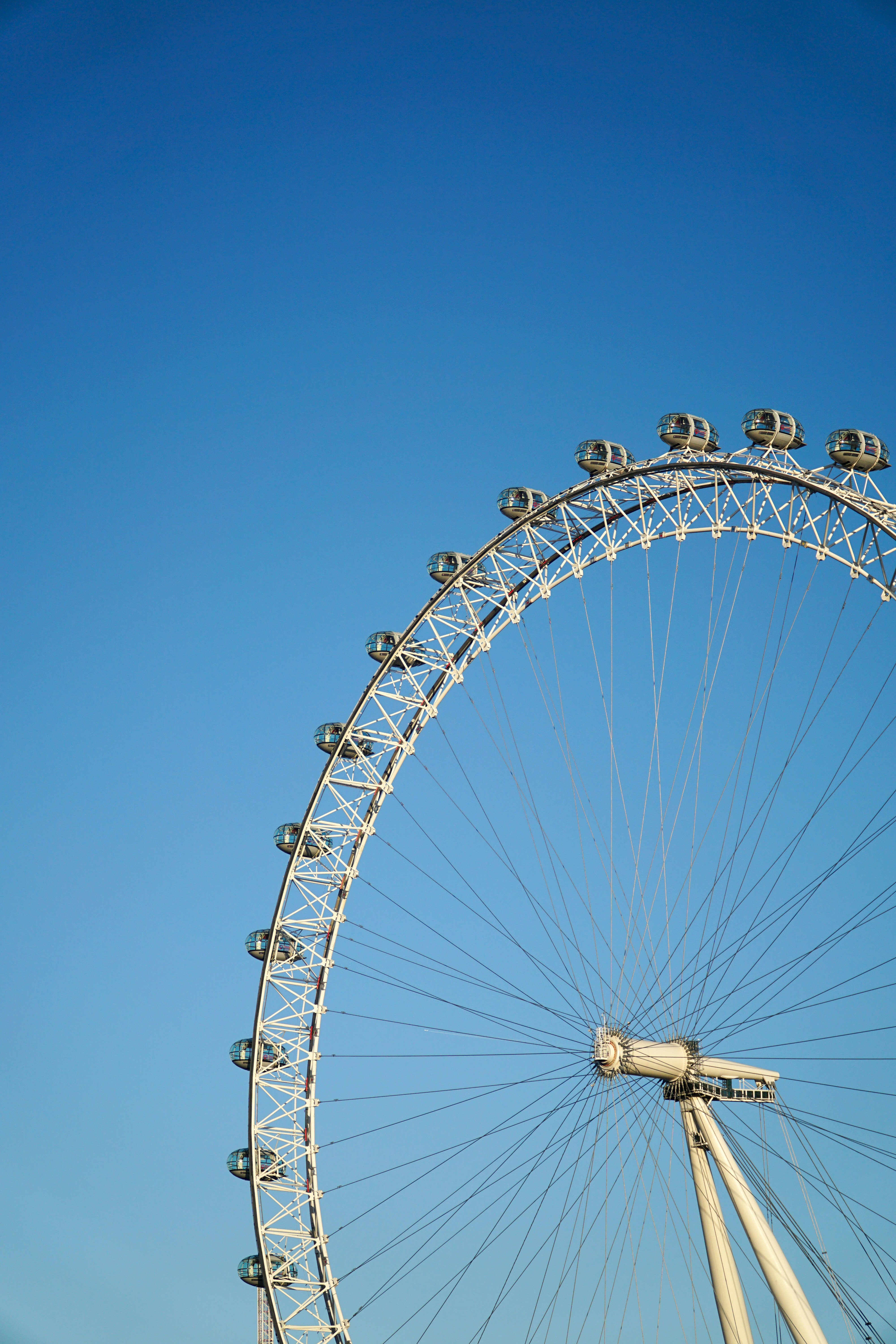 Clear Sky, Giant Ring: The London Eye Reaches into a Sharp Blue