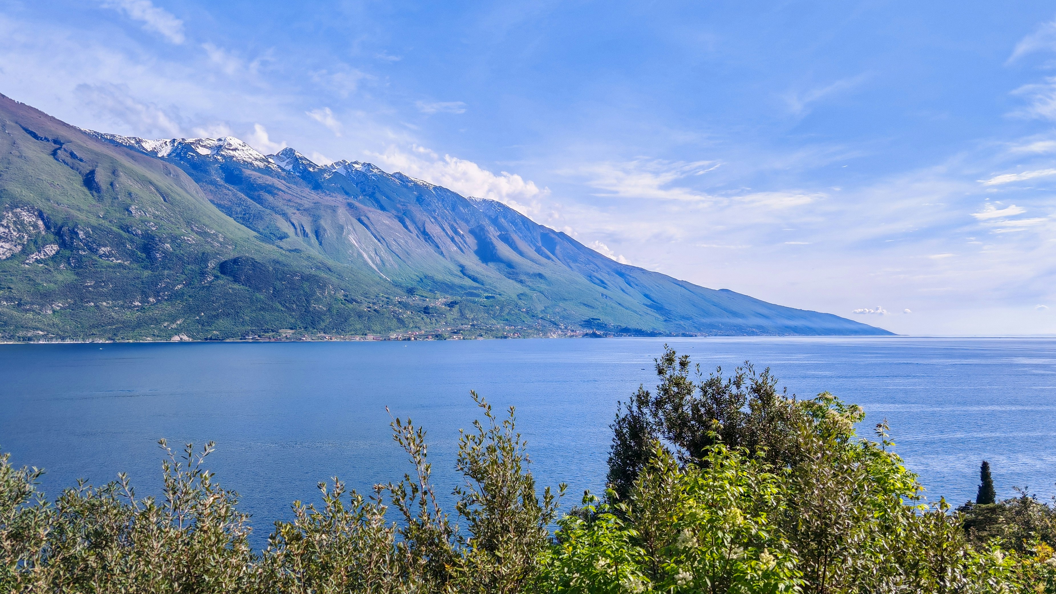 Lakeside Alpine Vista: Blue Silence Over the Fjord