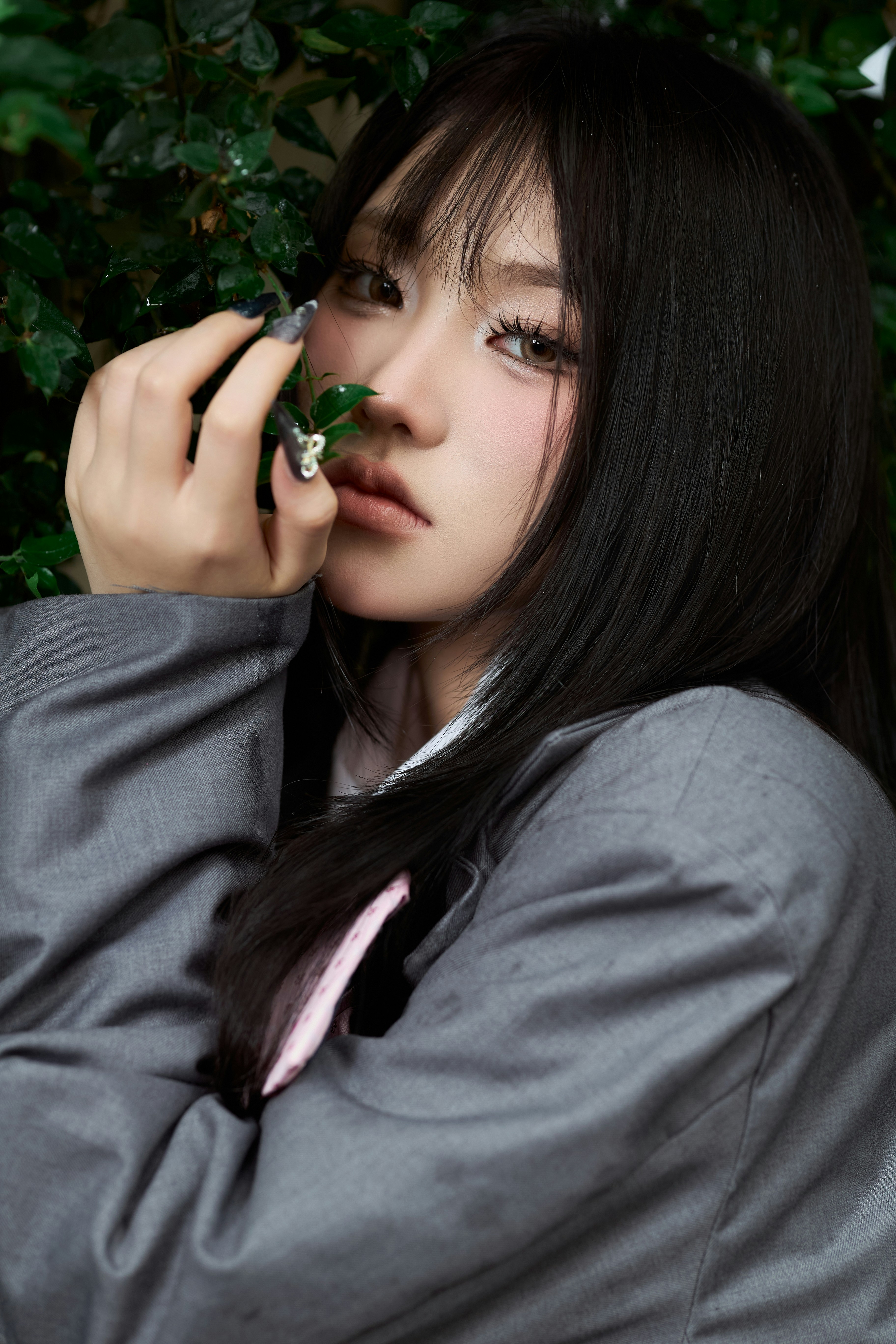 Quiet Gaze Through a Veil of Leaves