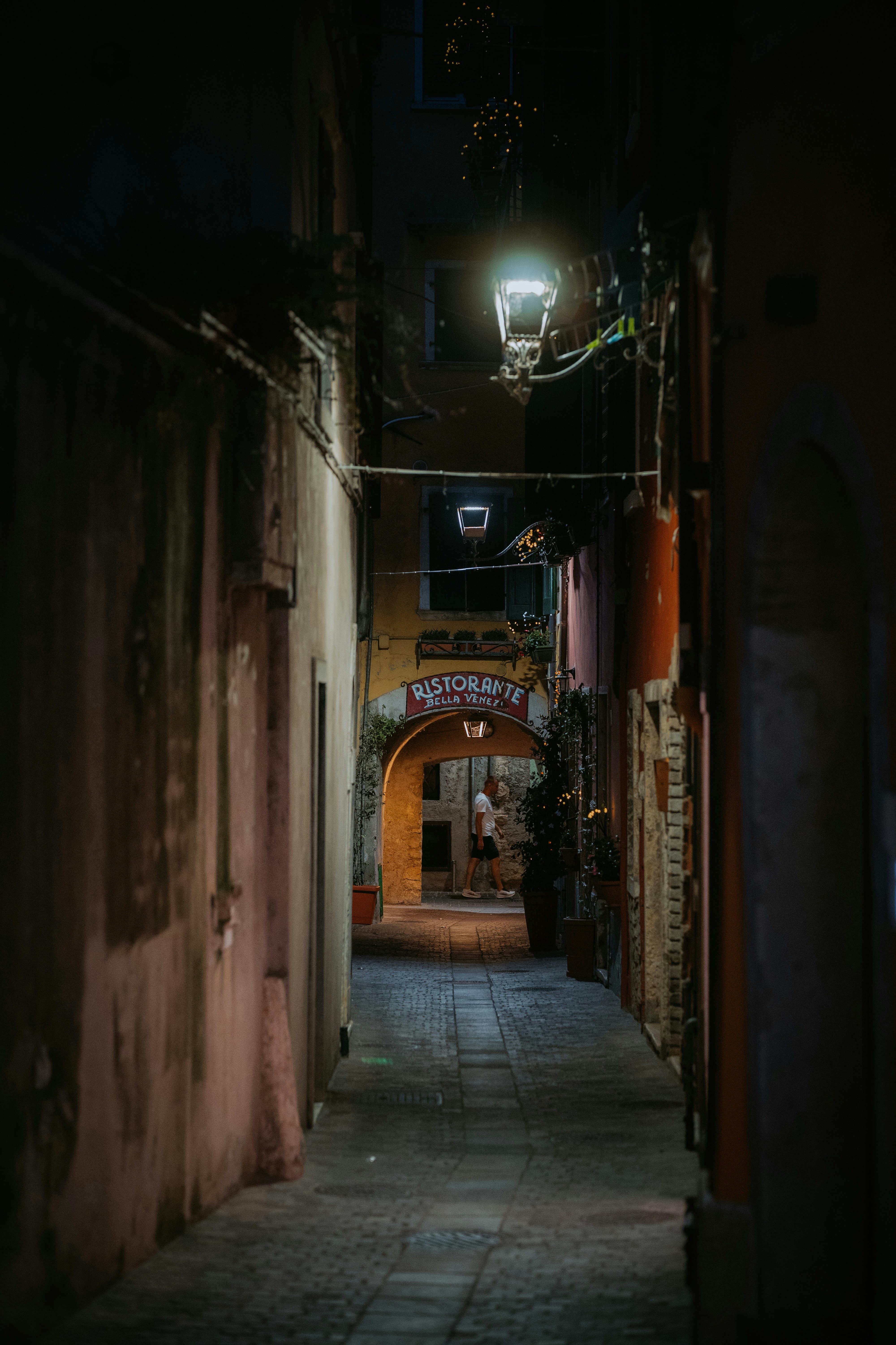 Night-washed Callejón: A Quiet Route Through a Dim Italian Alley