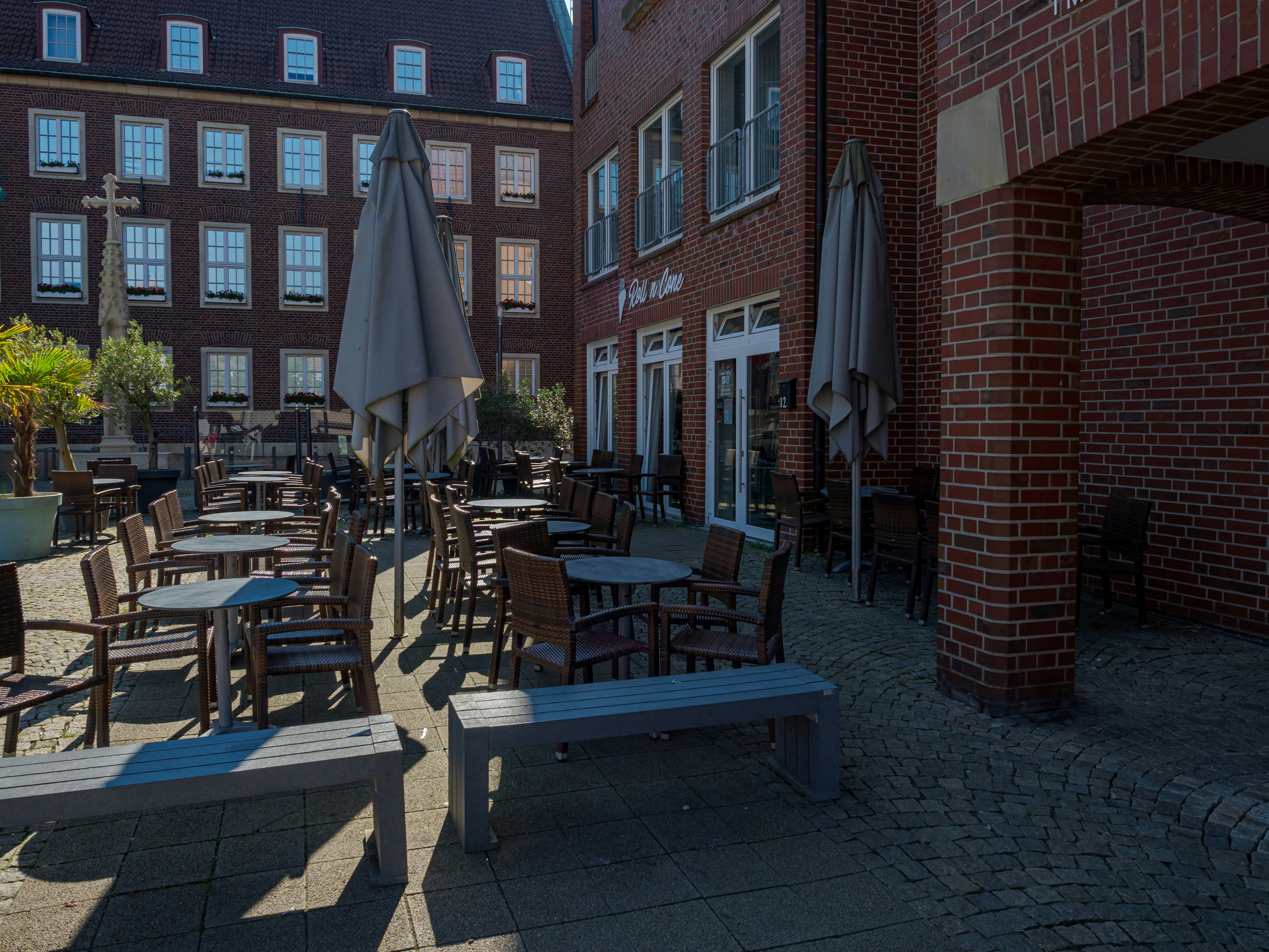 Cobbled Courtyard at Dusk: Quiet Tables, Hidden Depths