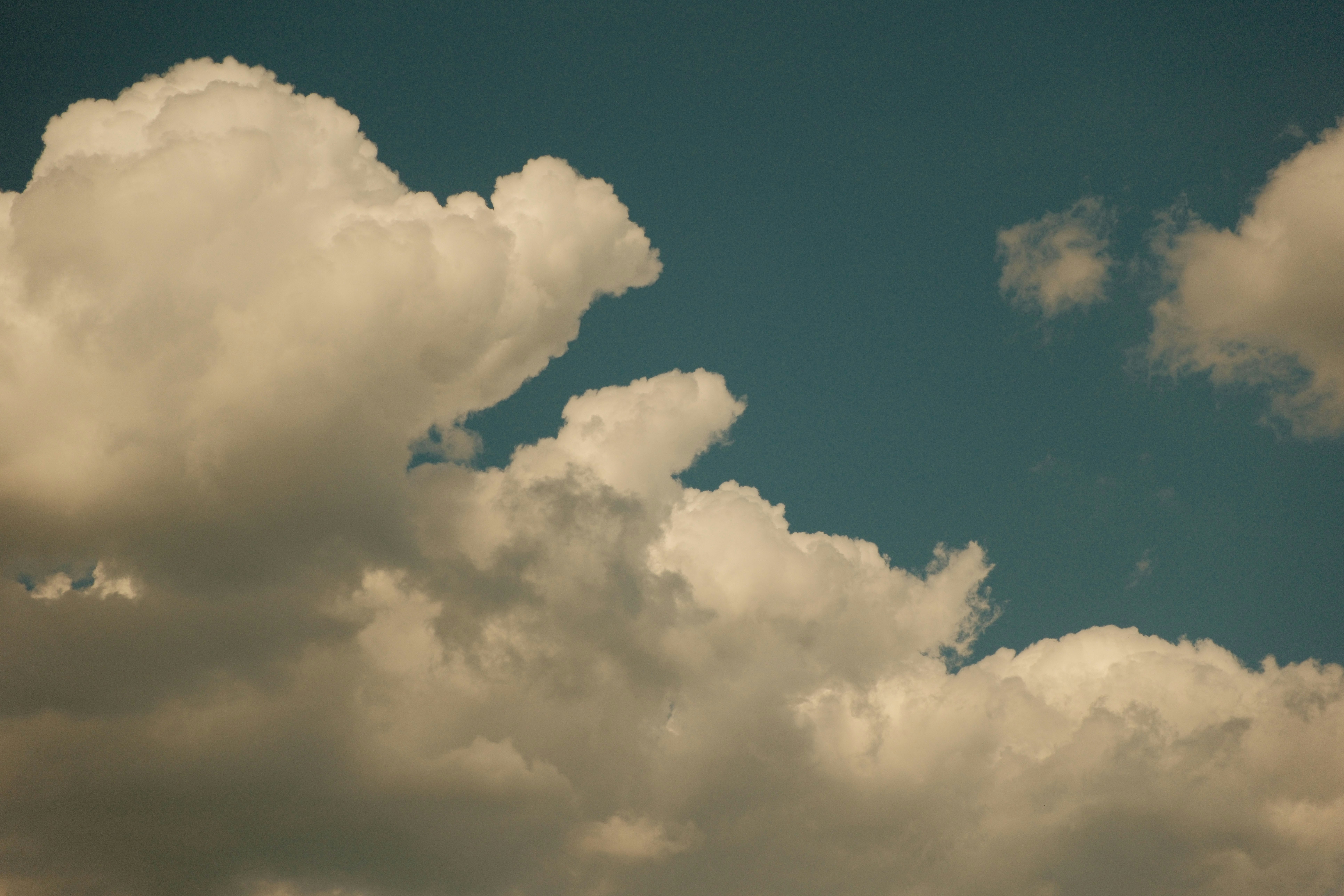 Soft-Edge Sky: Gentle Clouds in Evening Light