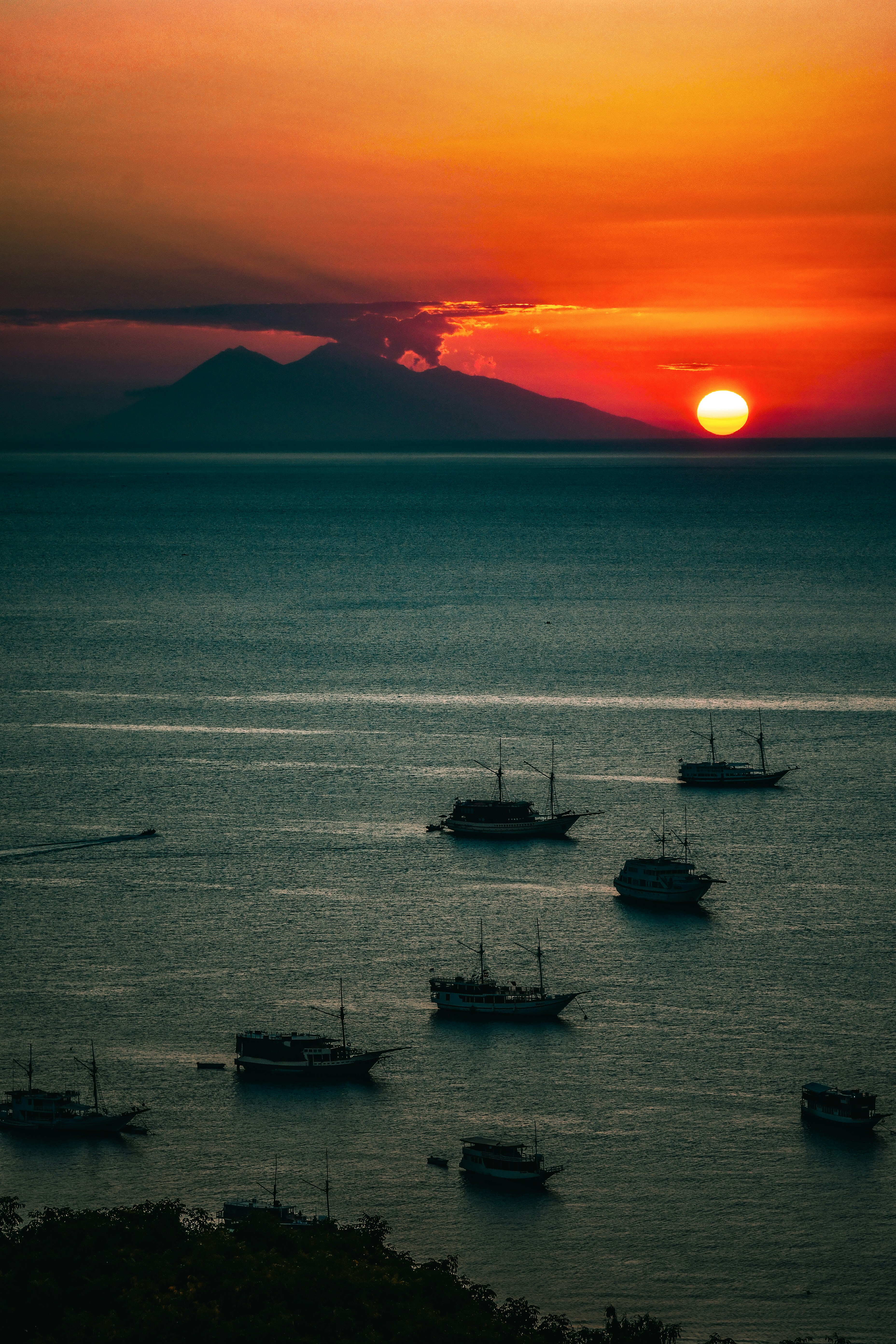 Komodo Logbook. Days at sea, following the wind through forgotten islands and ancient waters. A land of silent hills, endless horizons, and dragons that still walk beneath the sun. Some journeys feel less like discovering a new place… and more like stepping into an old story.