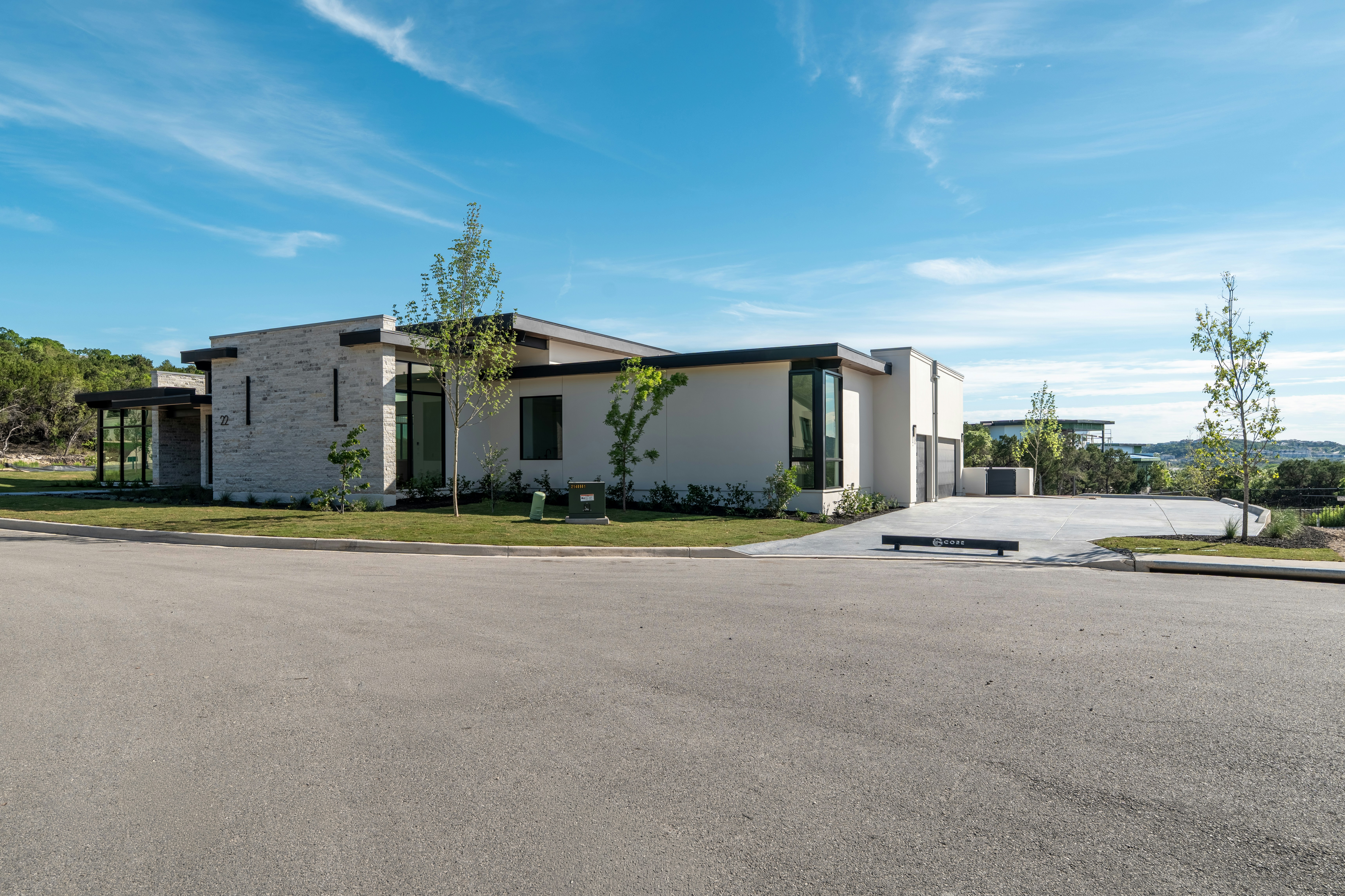 Modern Highway House: Sunlit Minimalist Home by the Curve