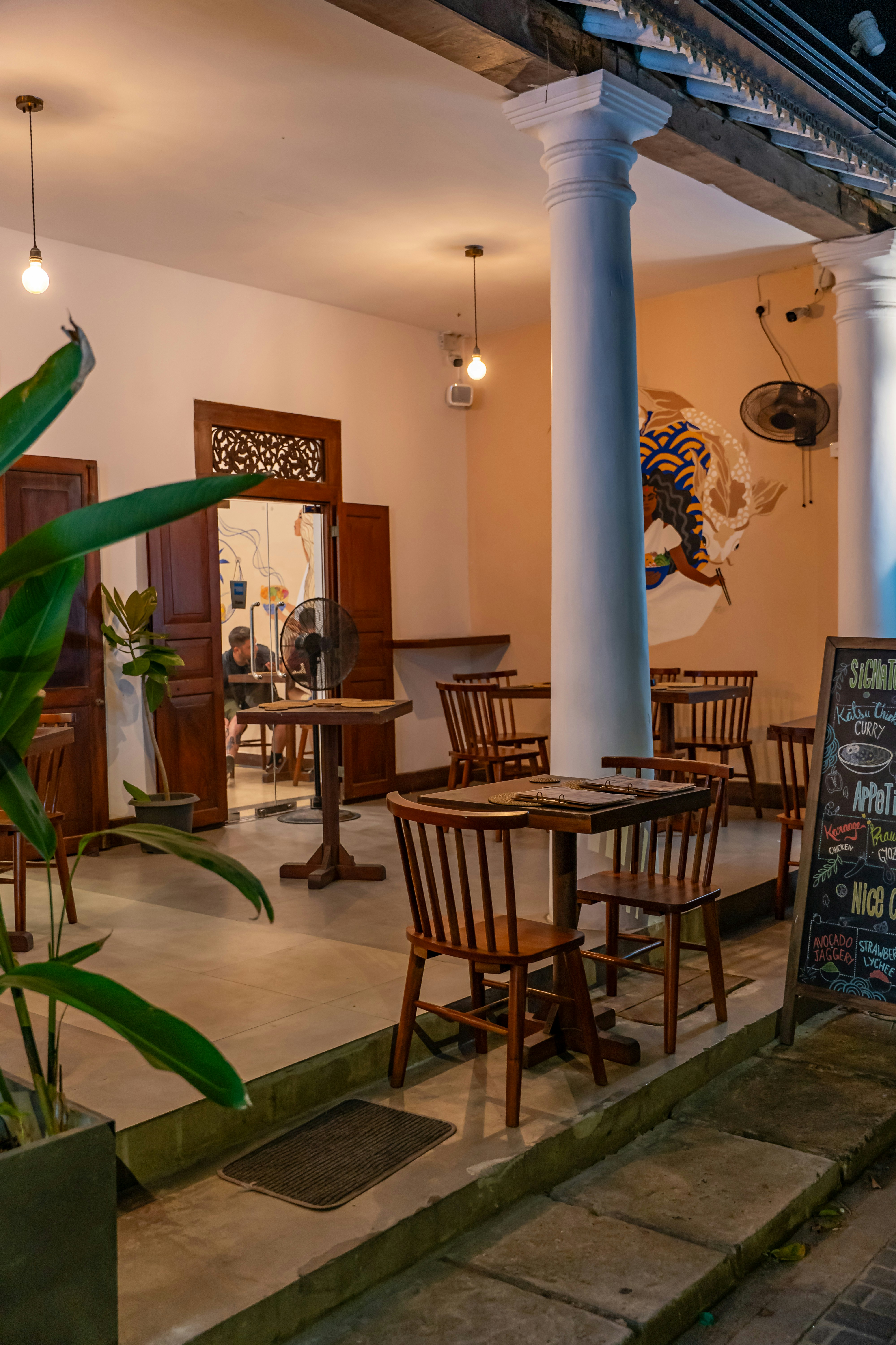 Café Corner: Warm Lights and Quiet Corners under Colonial Columns