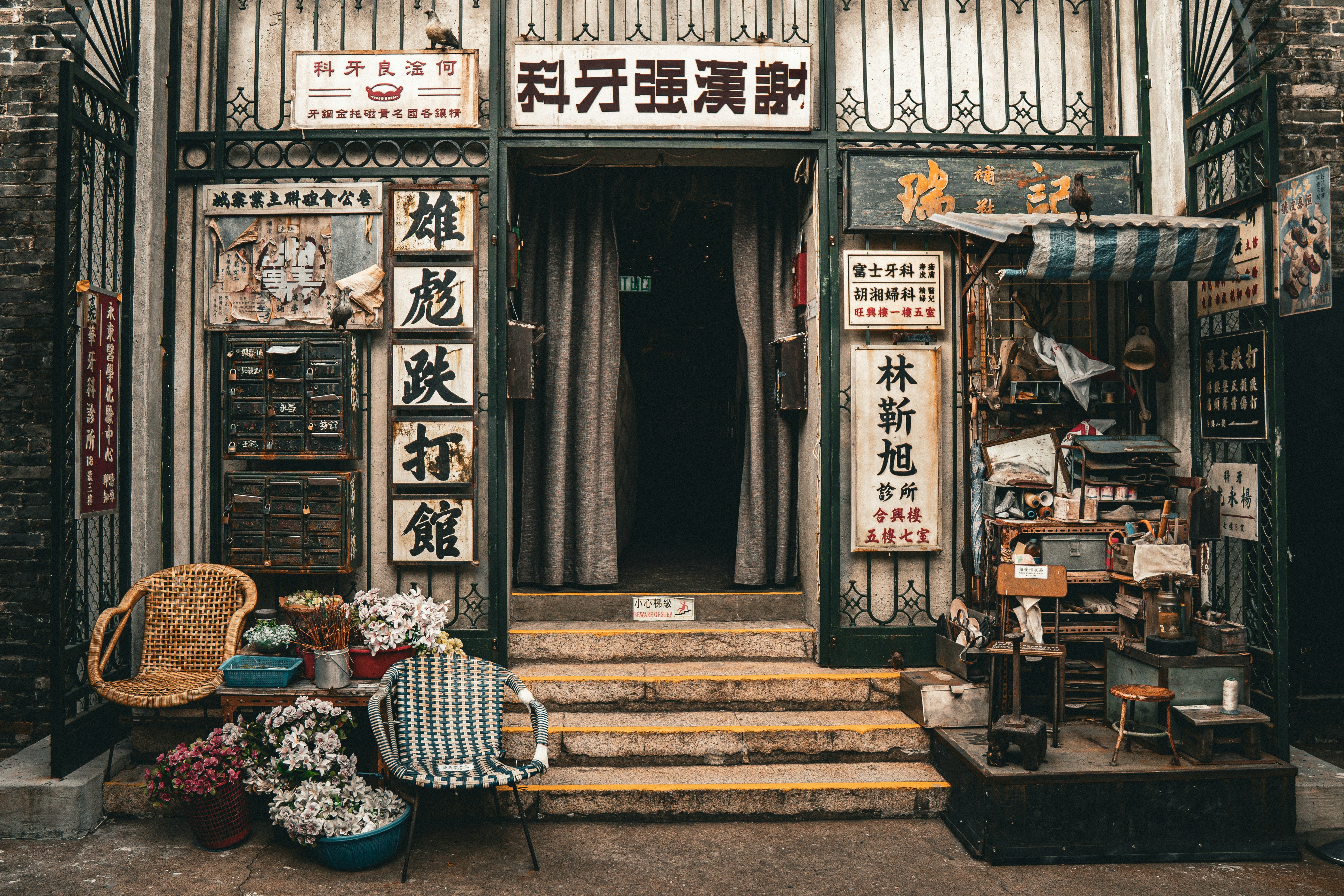 Shopfront Symmetry: An Alleyway Bazaar Framing the Quiet Entrance