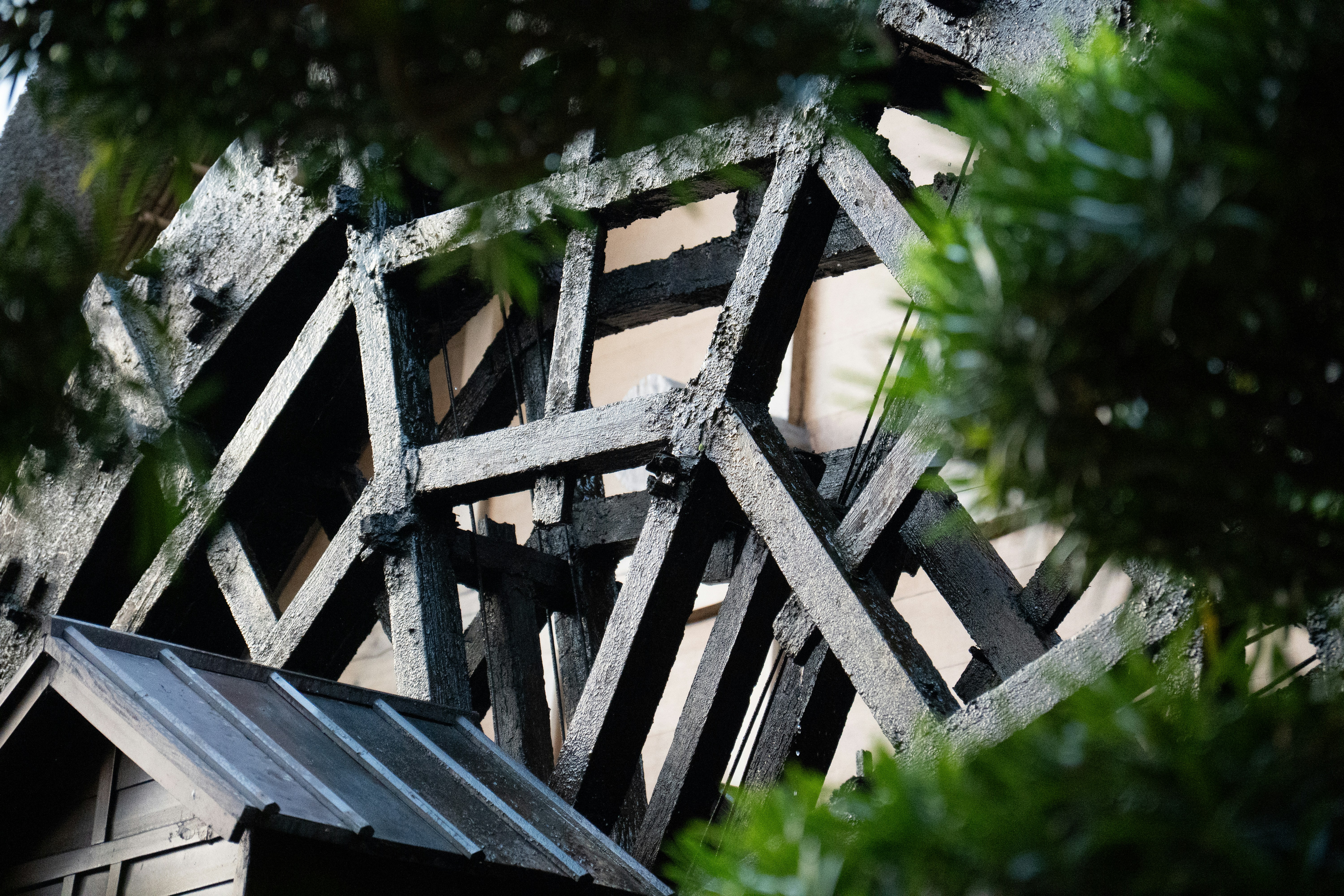 Geometric Cage: Concrete Beams Framing a Hidden Roof