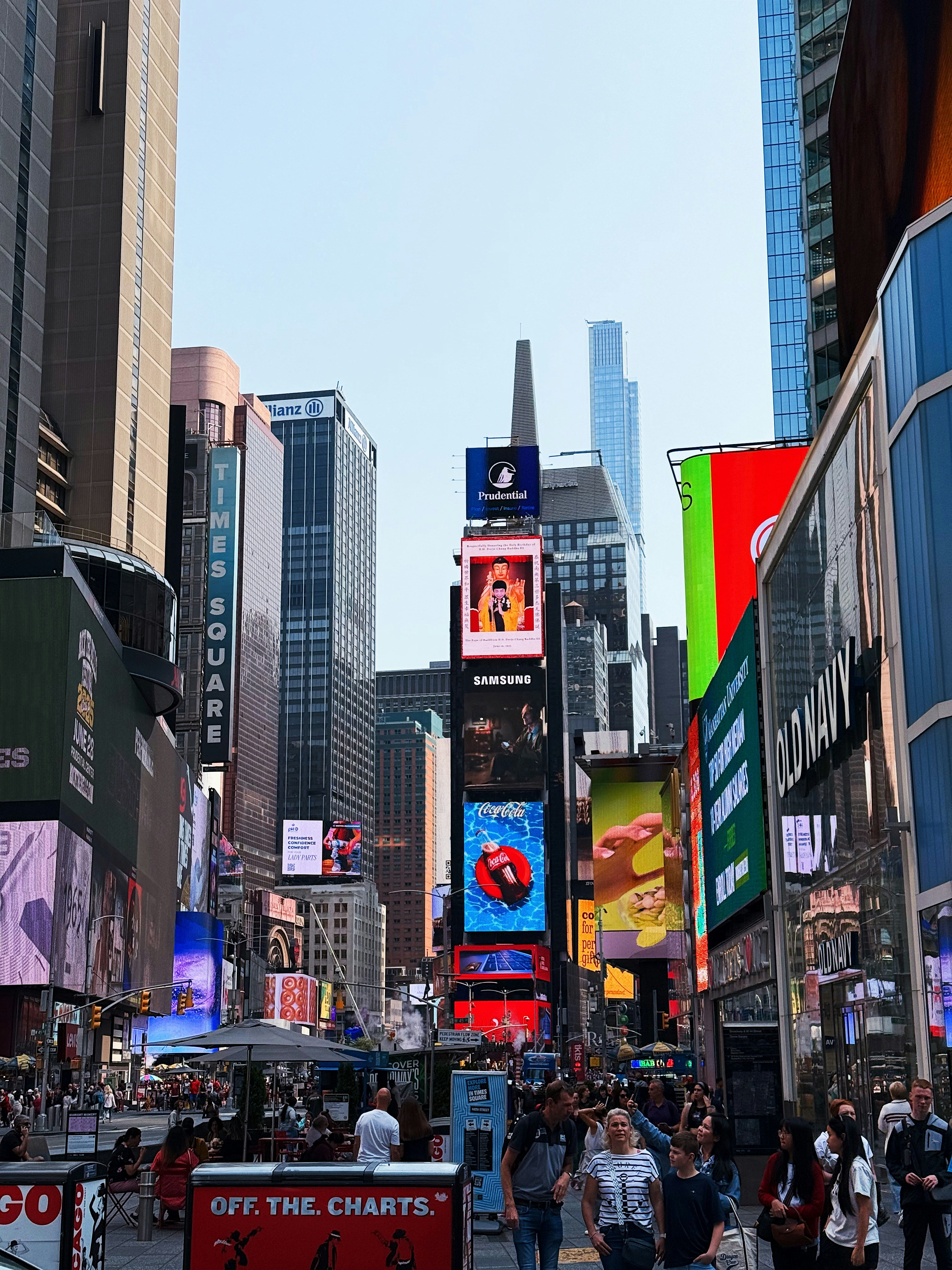 Neon Pulse of Times Square: Towers, Screens, and Street Life