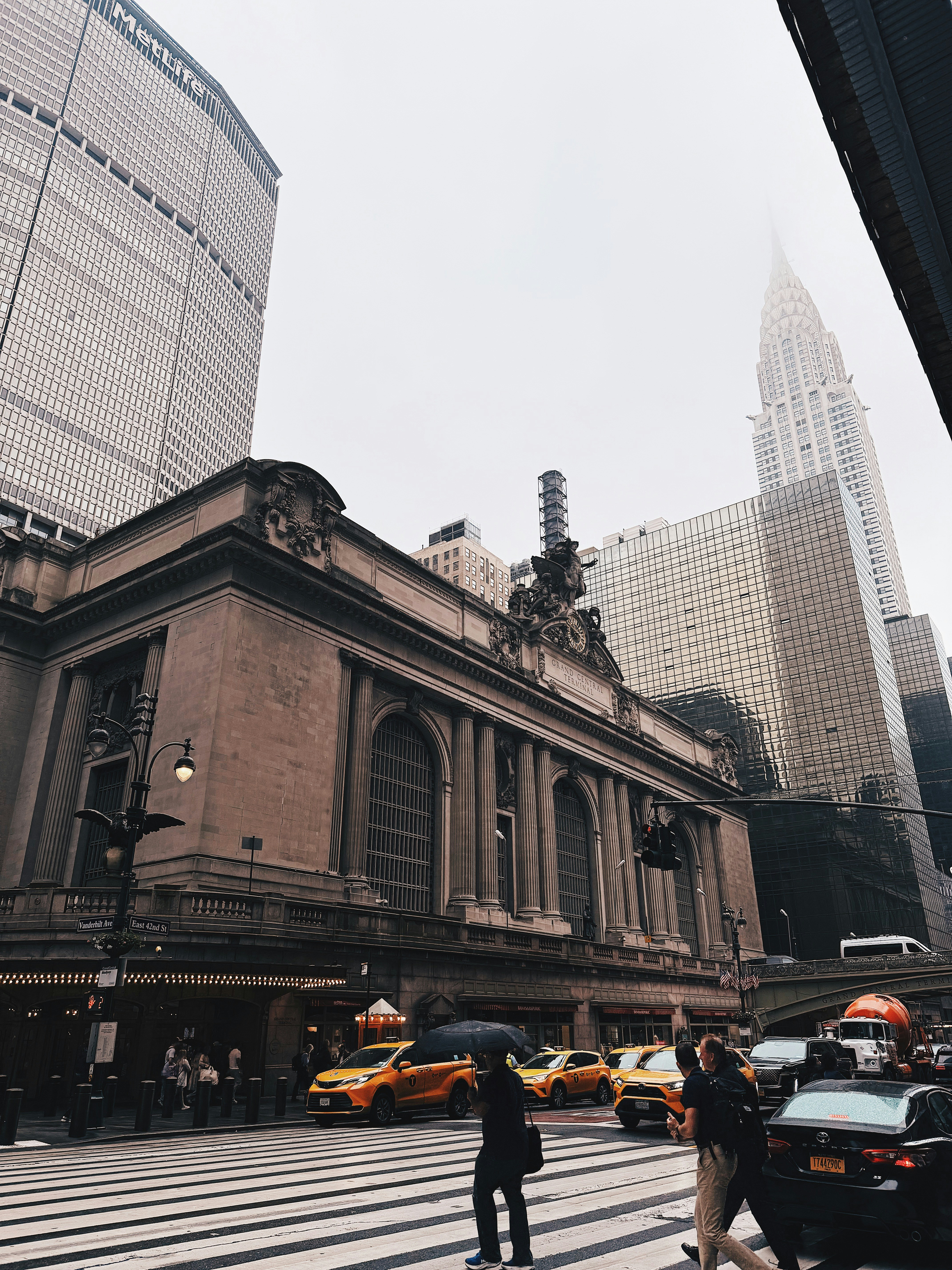 Street Pulse Beneath a Civic Facade
