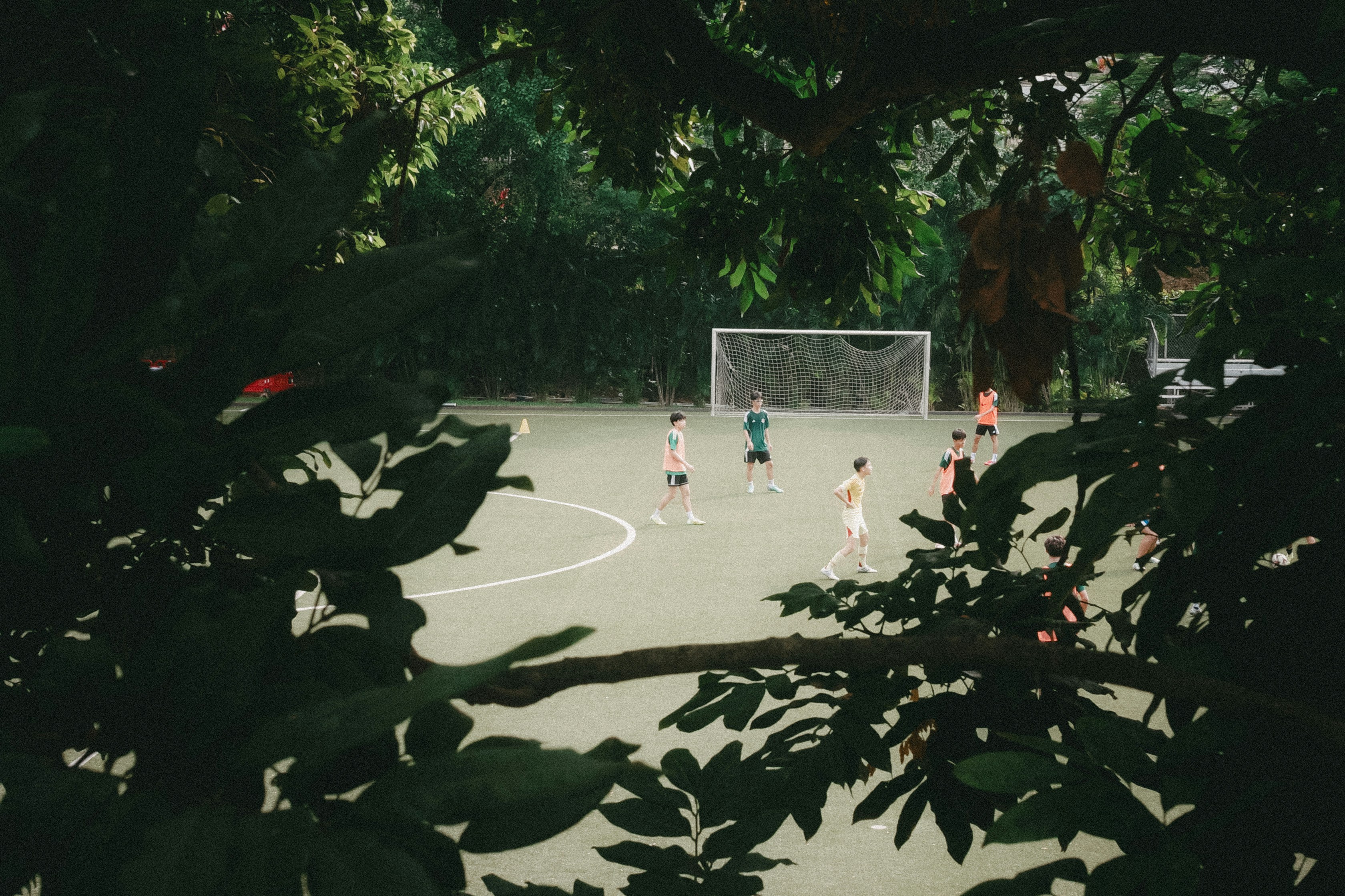 Green Frame: Players in a Fading Goal Play Through a Framed Gloom