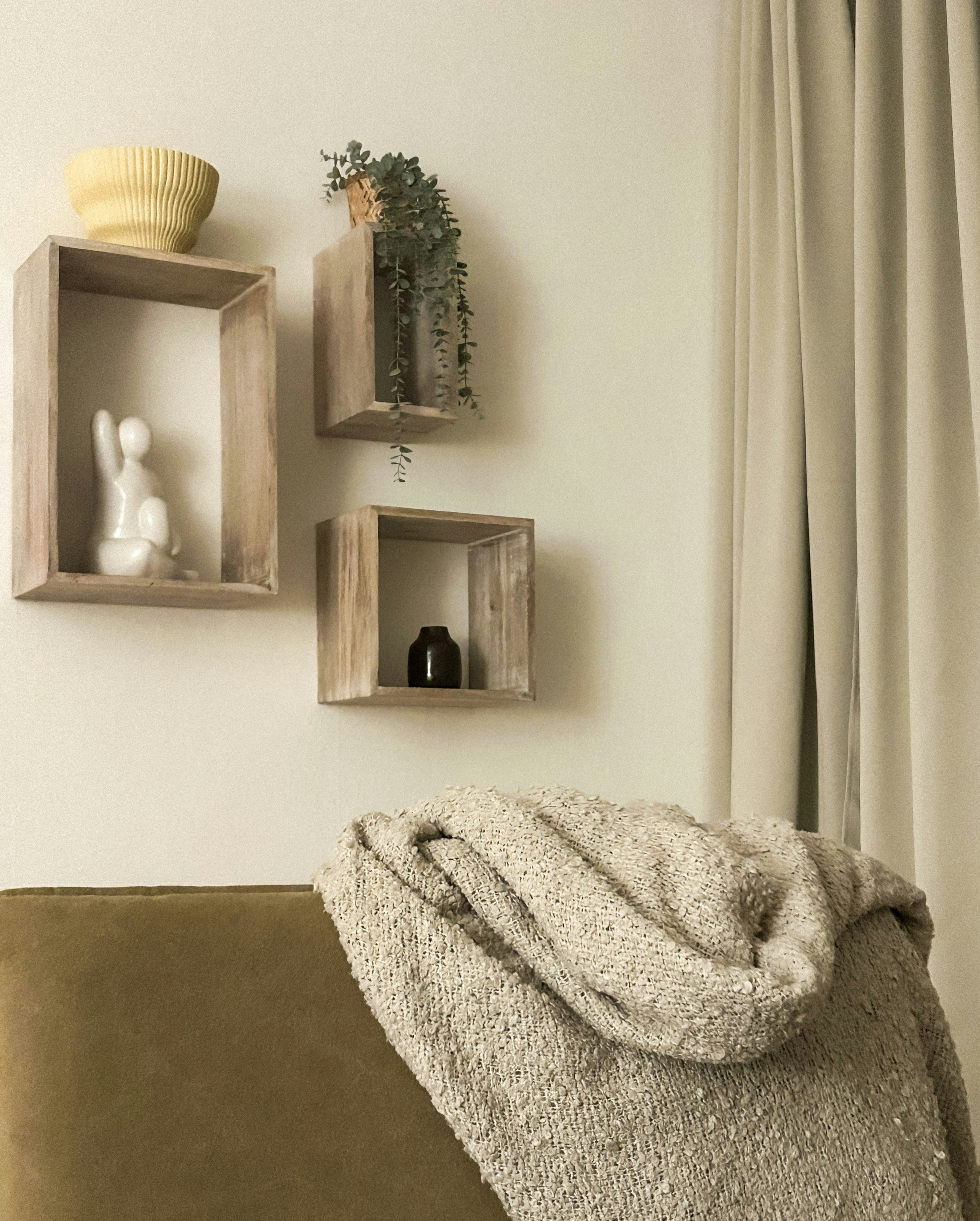 Soft Living Room Quiet: A Cozy Corner with Floating Shelves