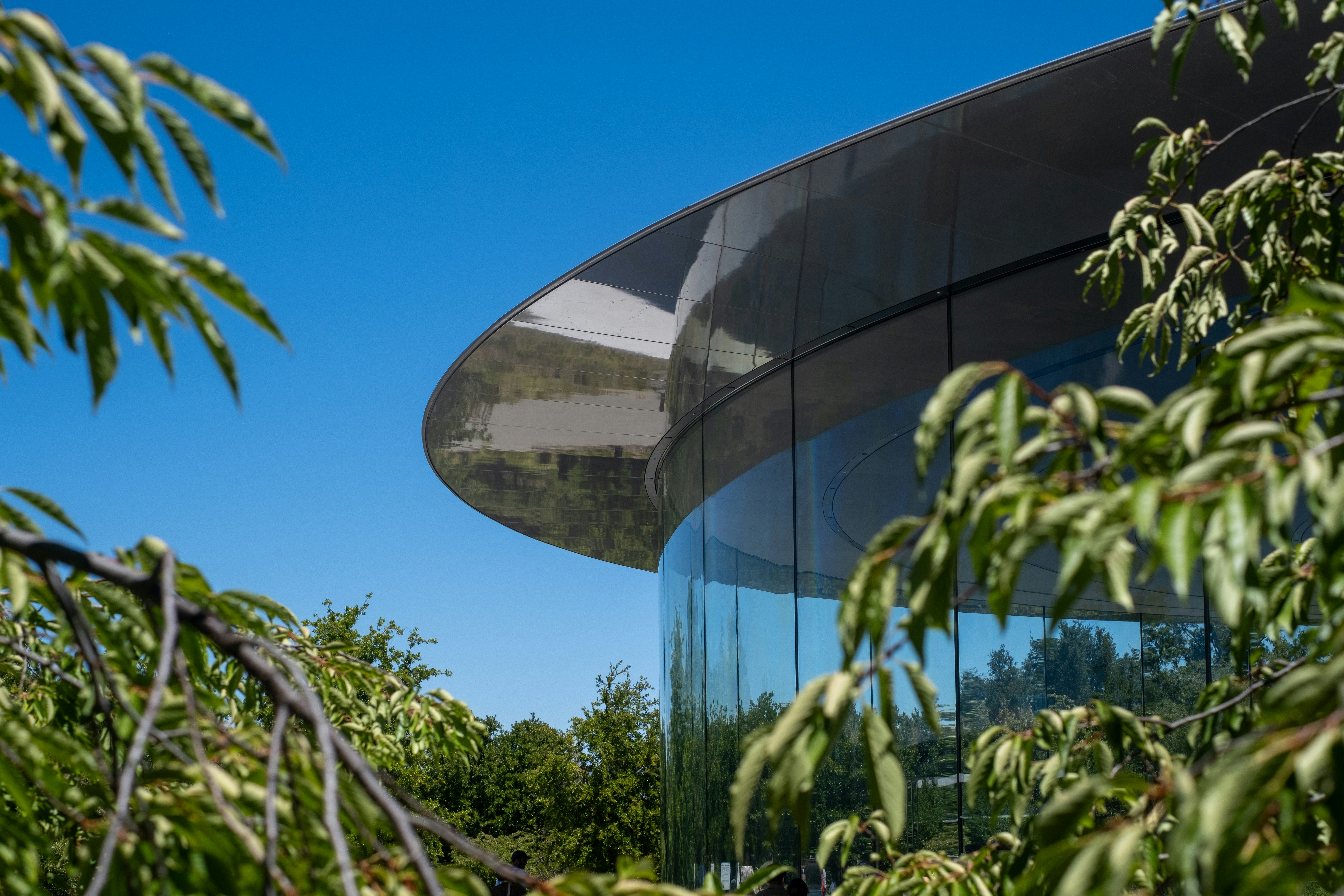 Steve Jobs Theater's roof is magically supported by gigantic panes of glass