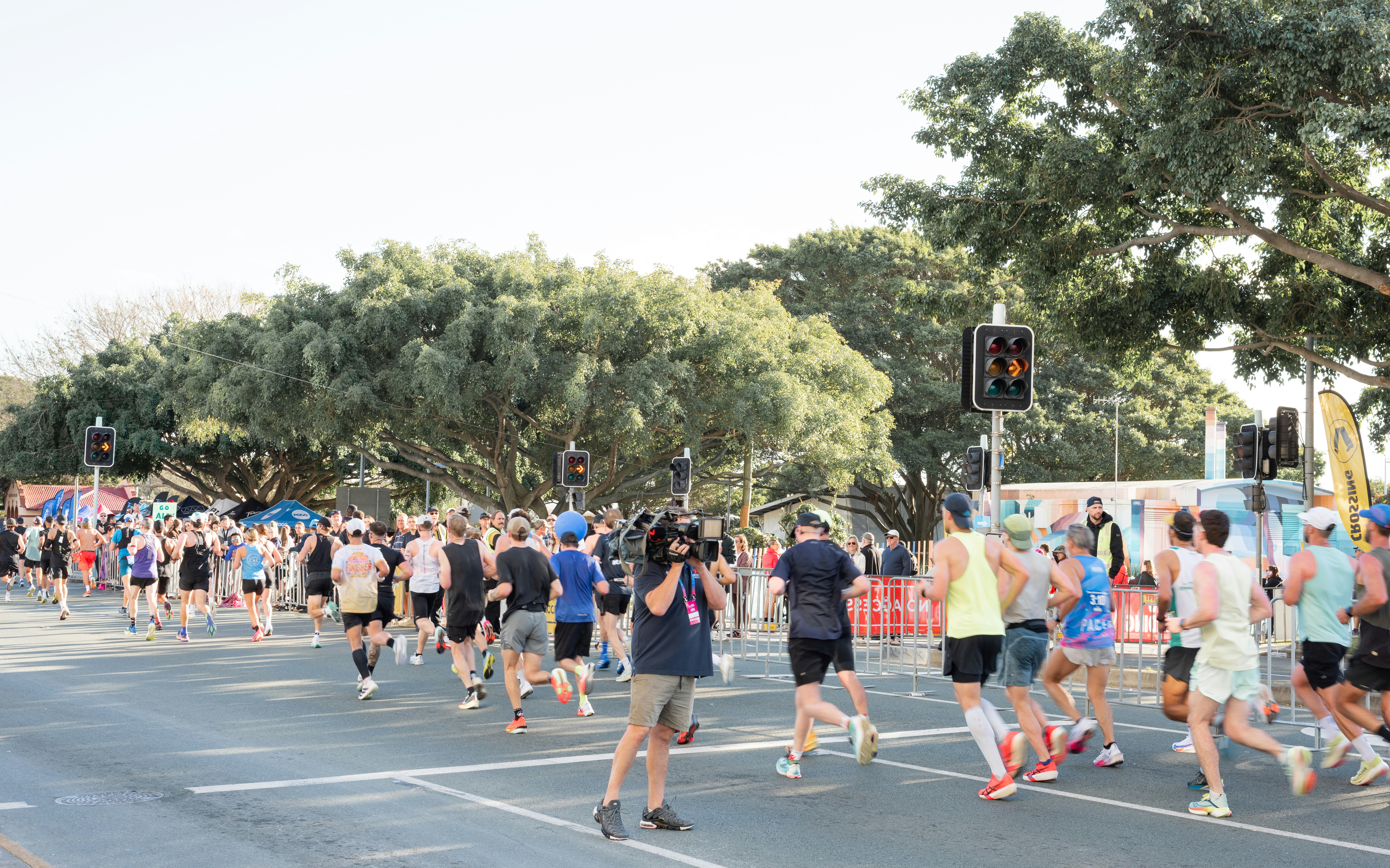 Urban Marathon Pulse: Fans, Photographers, and a Sea of Runners