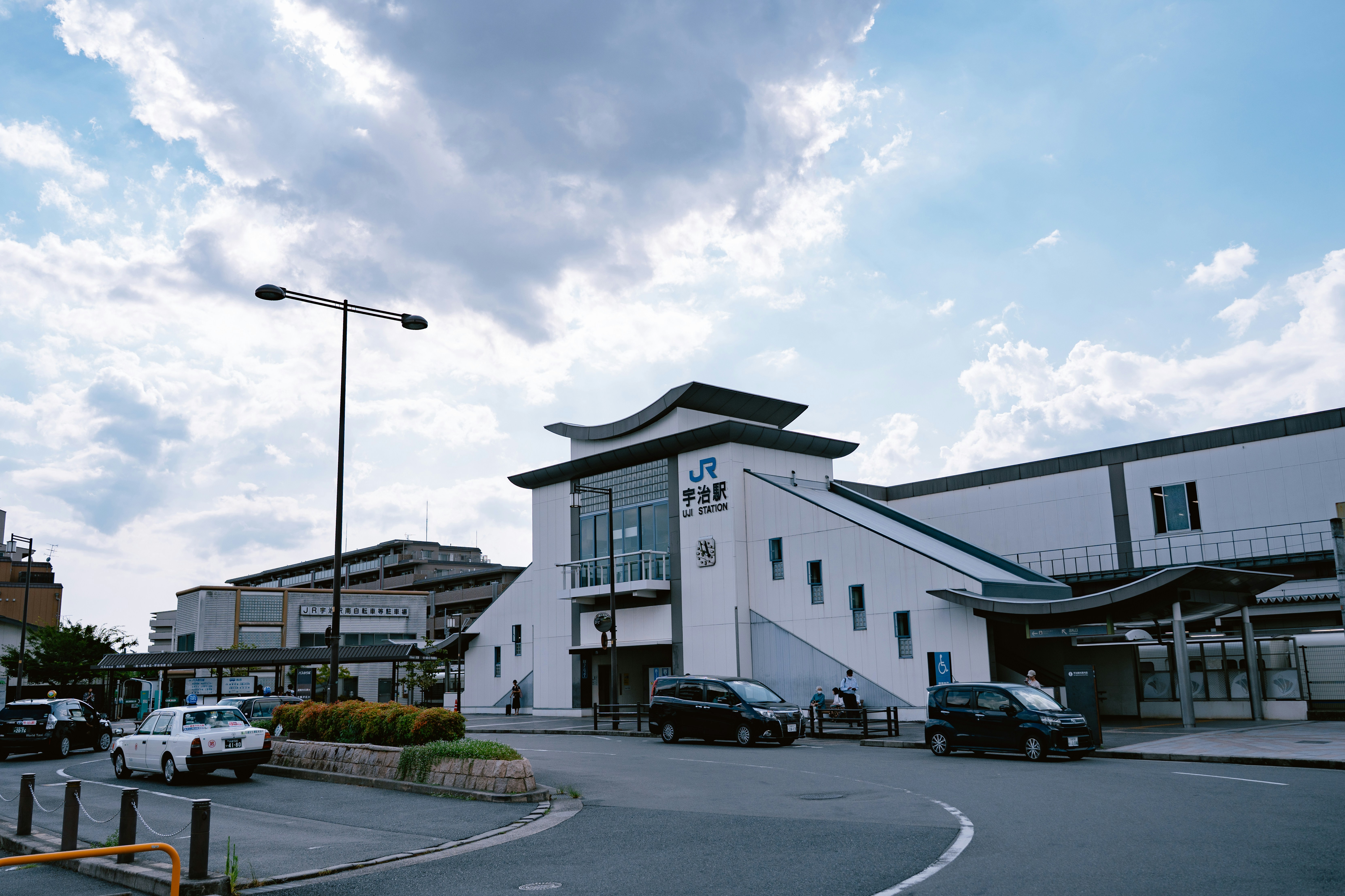 Quiet JR Station Drive: A Sunlit Approach to a Modern Transit Hub