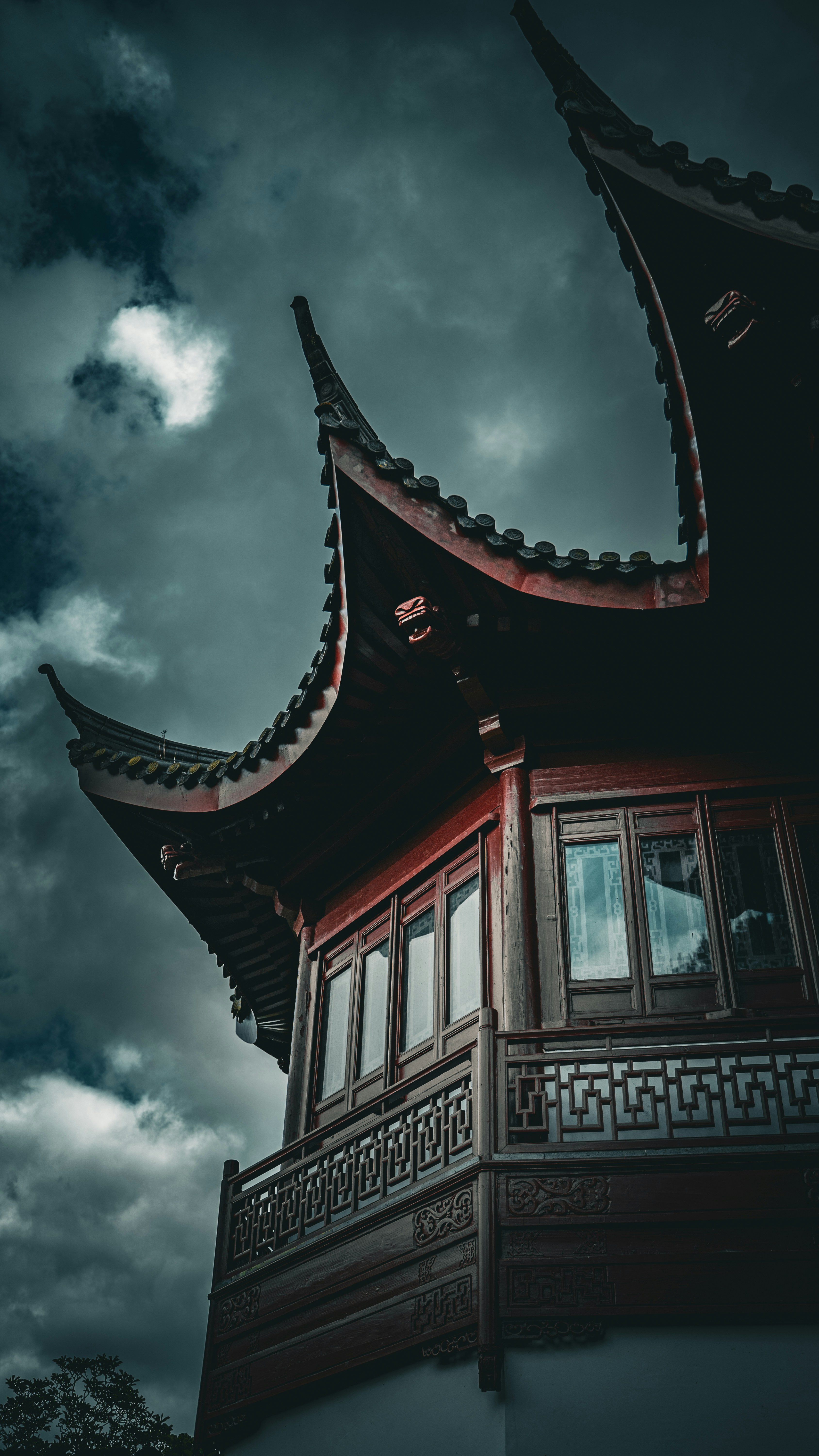 Timeless Ornament: Curved Rooflines Reach Toward the Sky