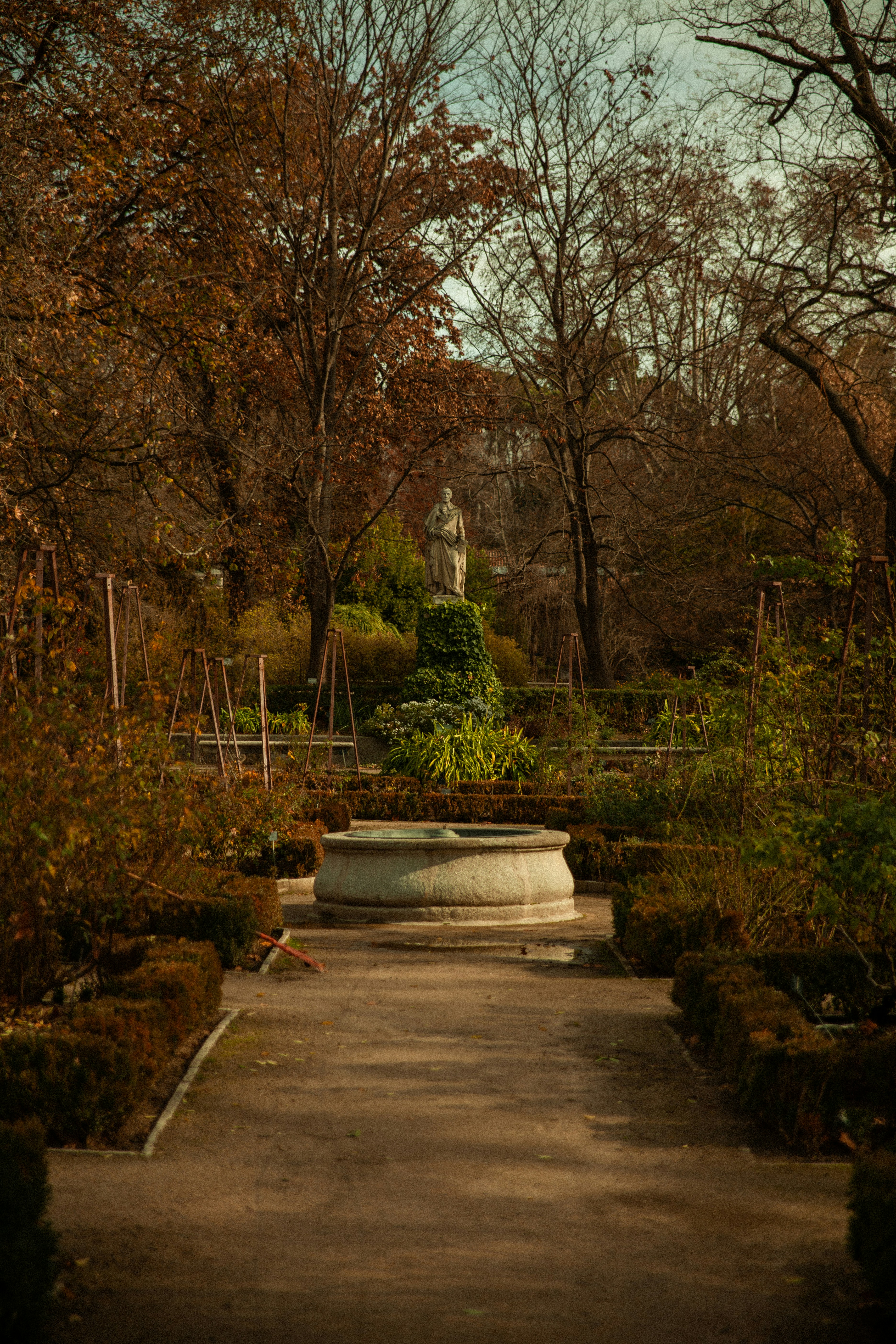 Statue in the Autumn Garden: A Quiet Long-Axis Walk to the Centerpiece