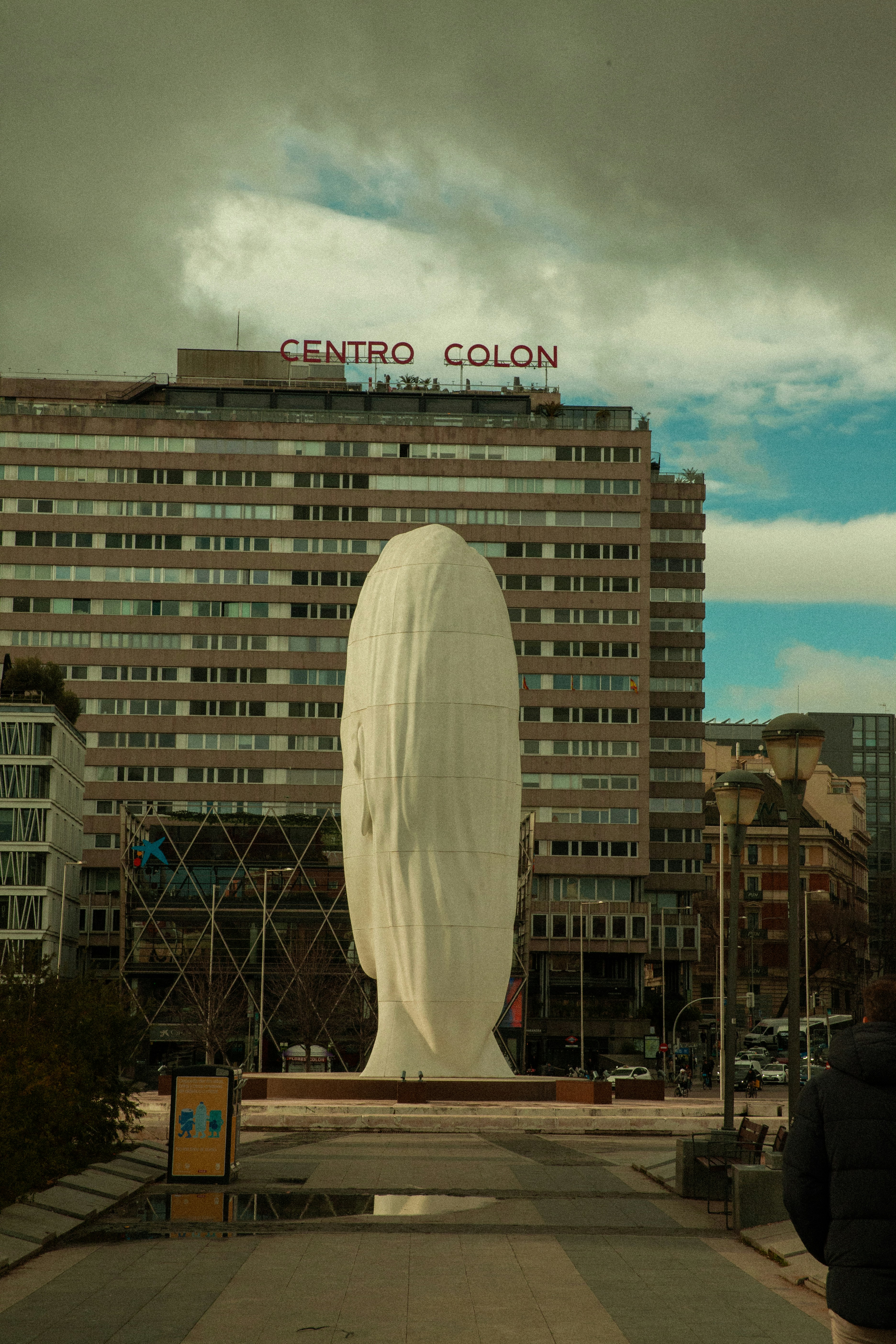 Urban Sculpture: The Tall White Form in Centro Colón