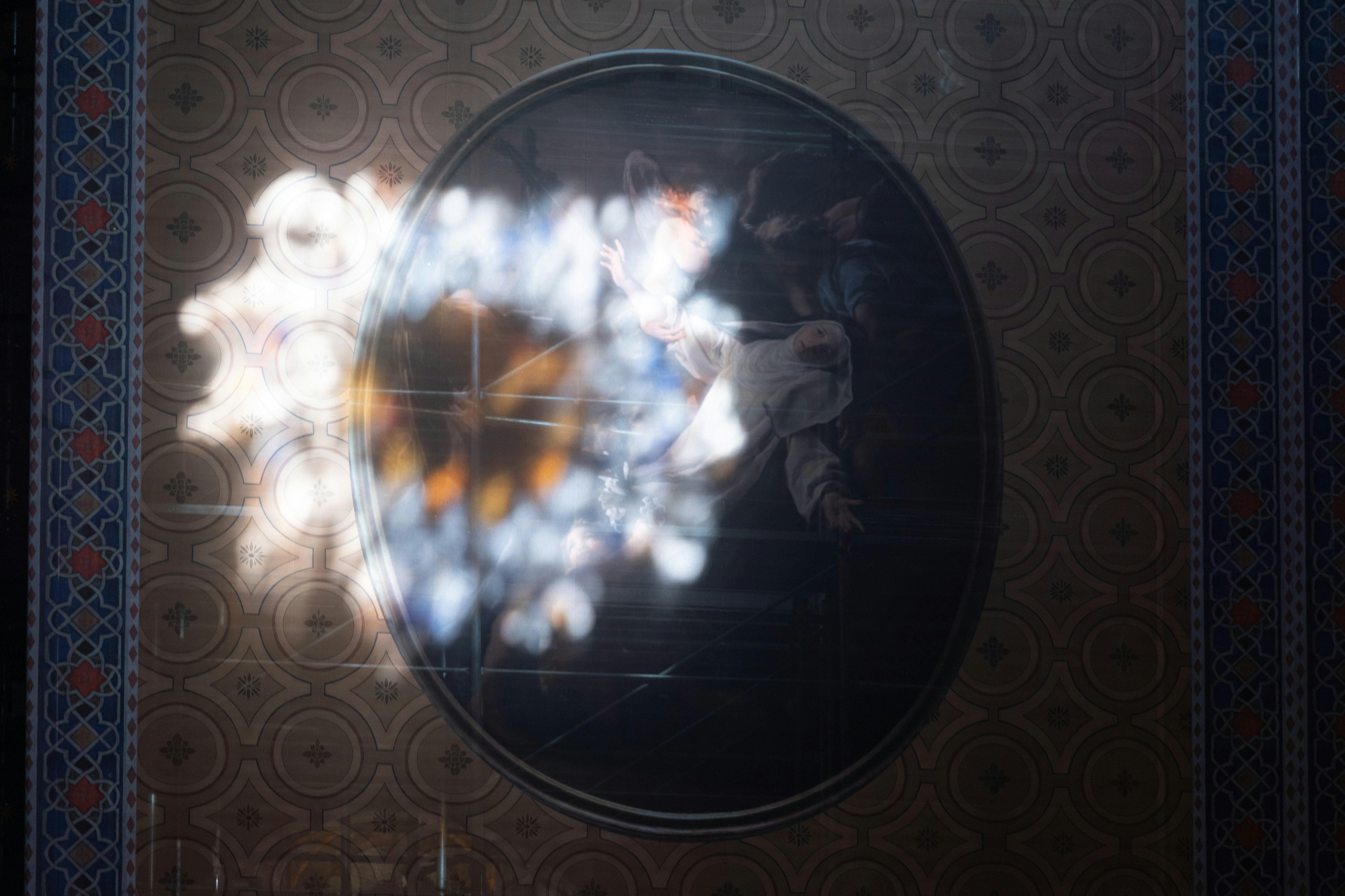 Blurred Echoes in a Velvet Hall