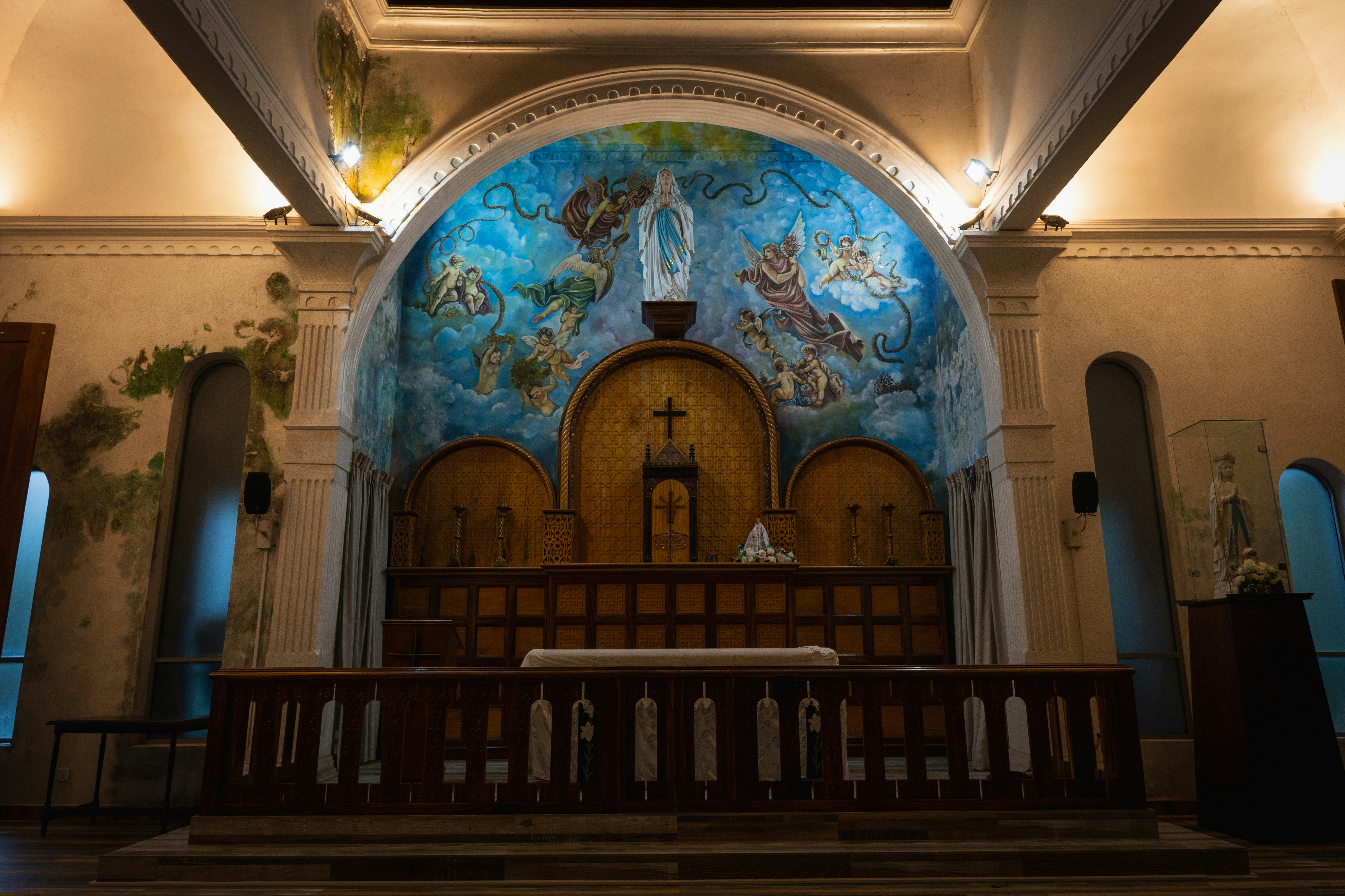 Renaissance Altar Crown: A Dimly Lit Chapel's Painted Arch