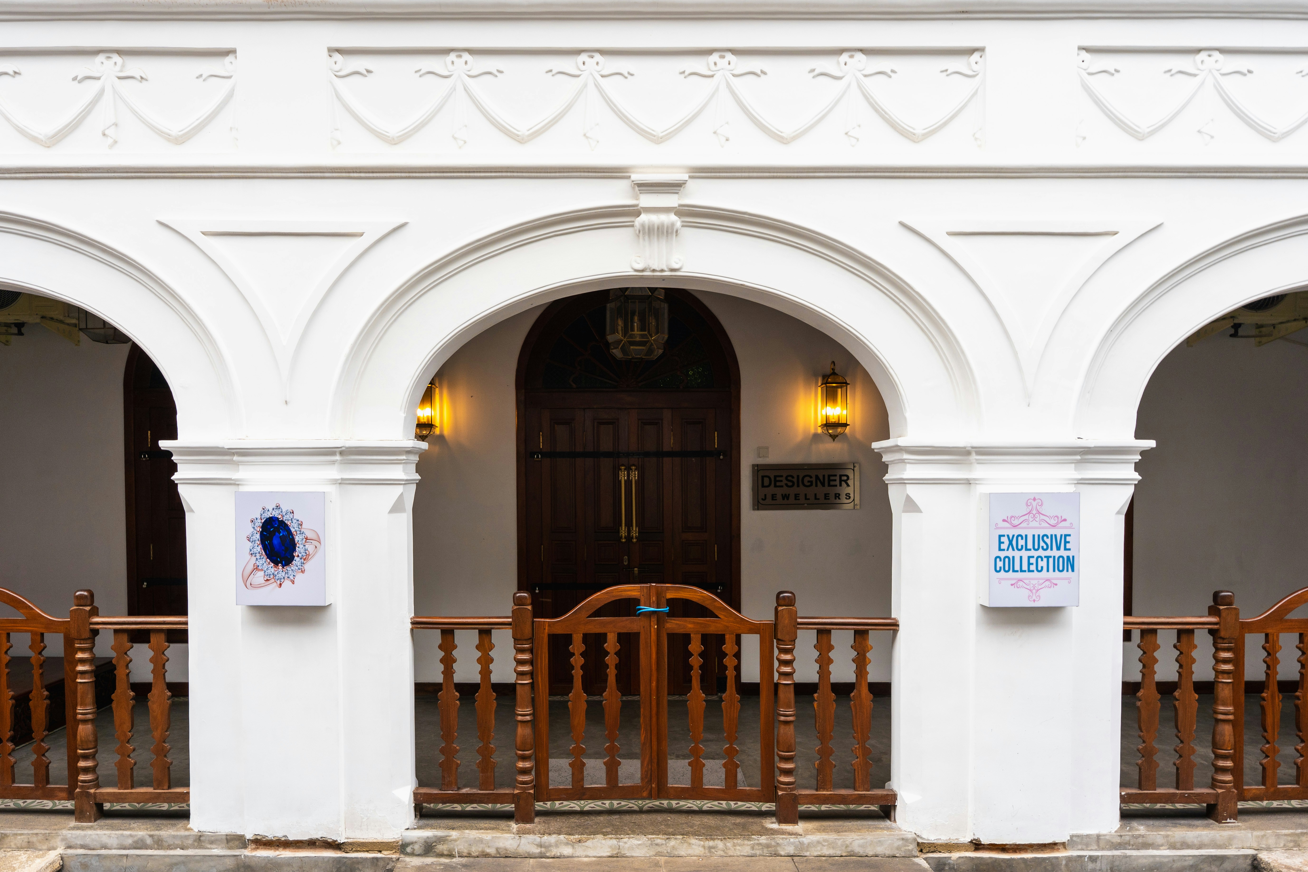 Arched Terrace of a White Facade: Prominent Doorway Framed by Symmetric Arches