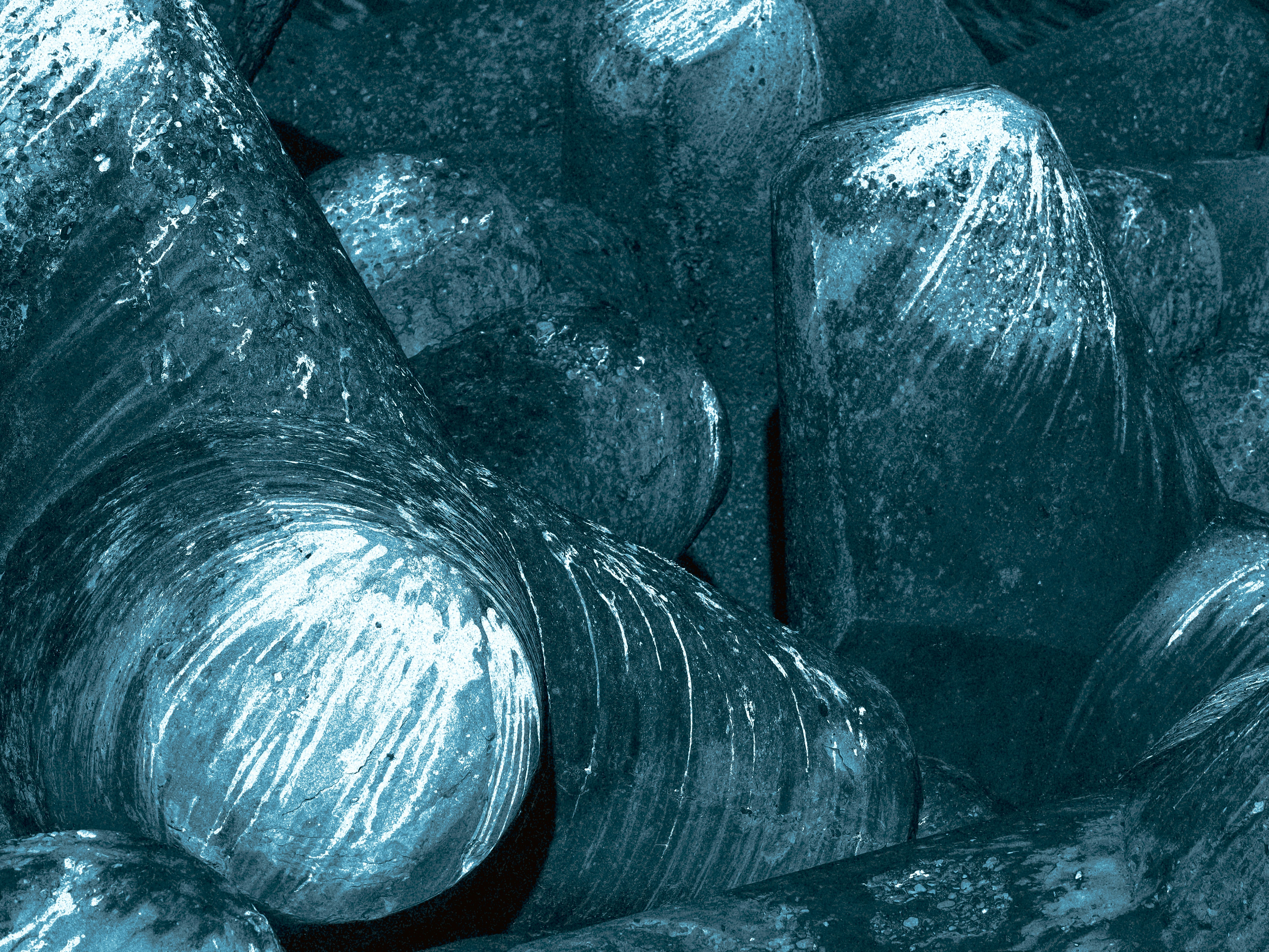 Glacial-stormed Marine Boulders: A Teal-Tinted Quiet Undersea Ridge