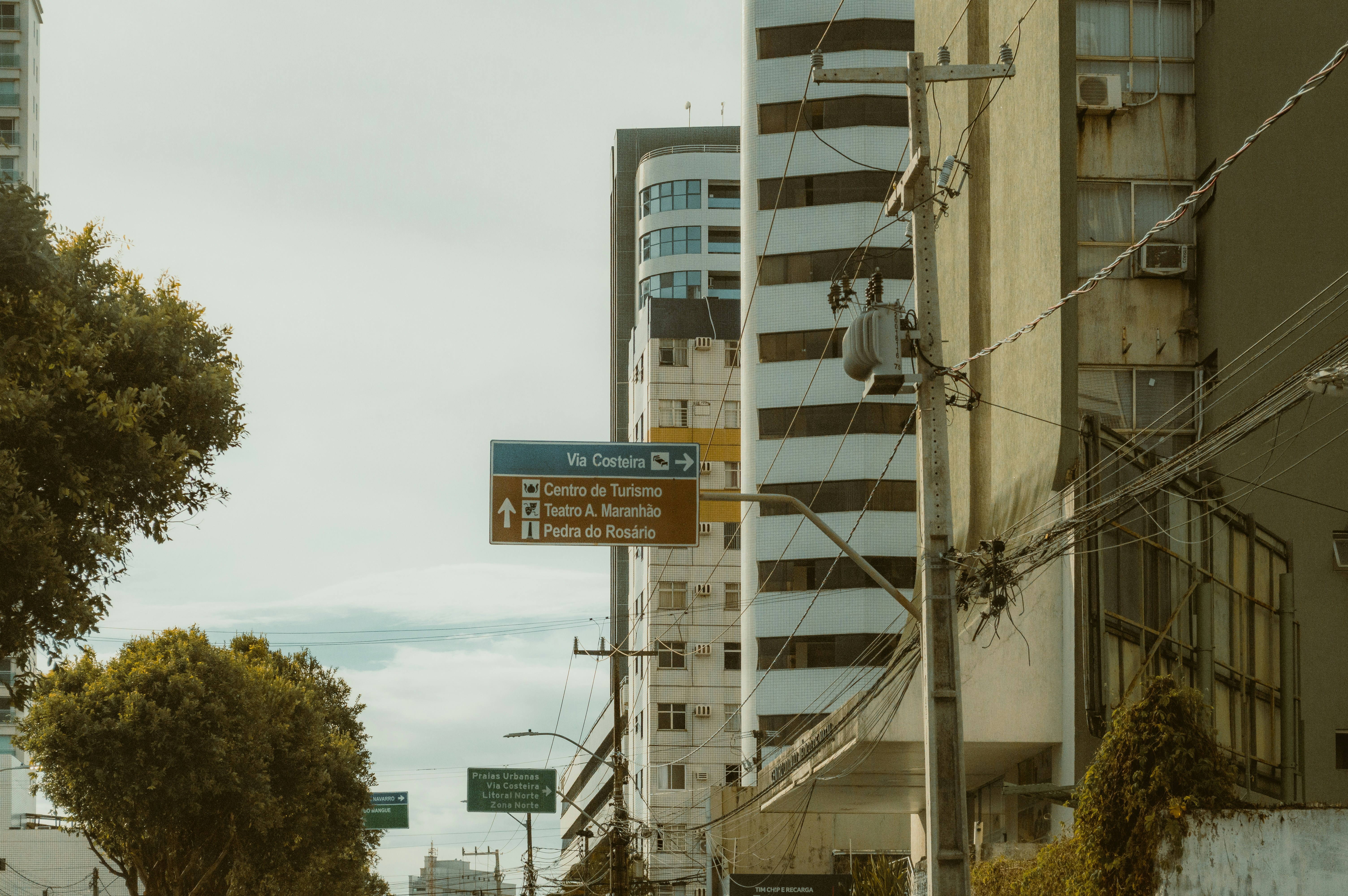 City Street Signpost: Clues of Urban Navigation Under Mixed Light