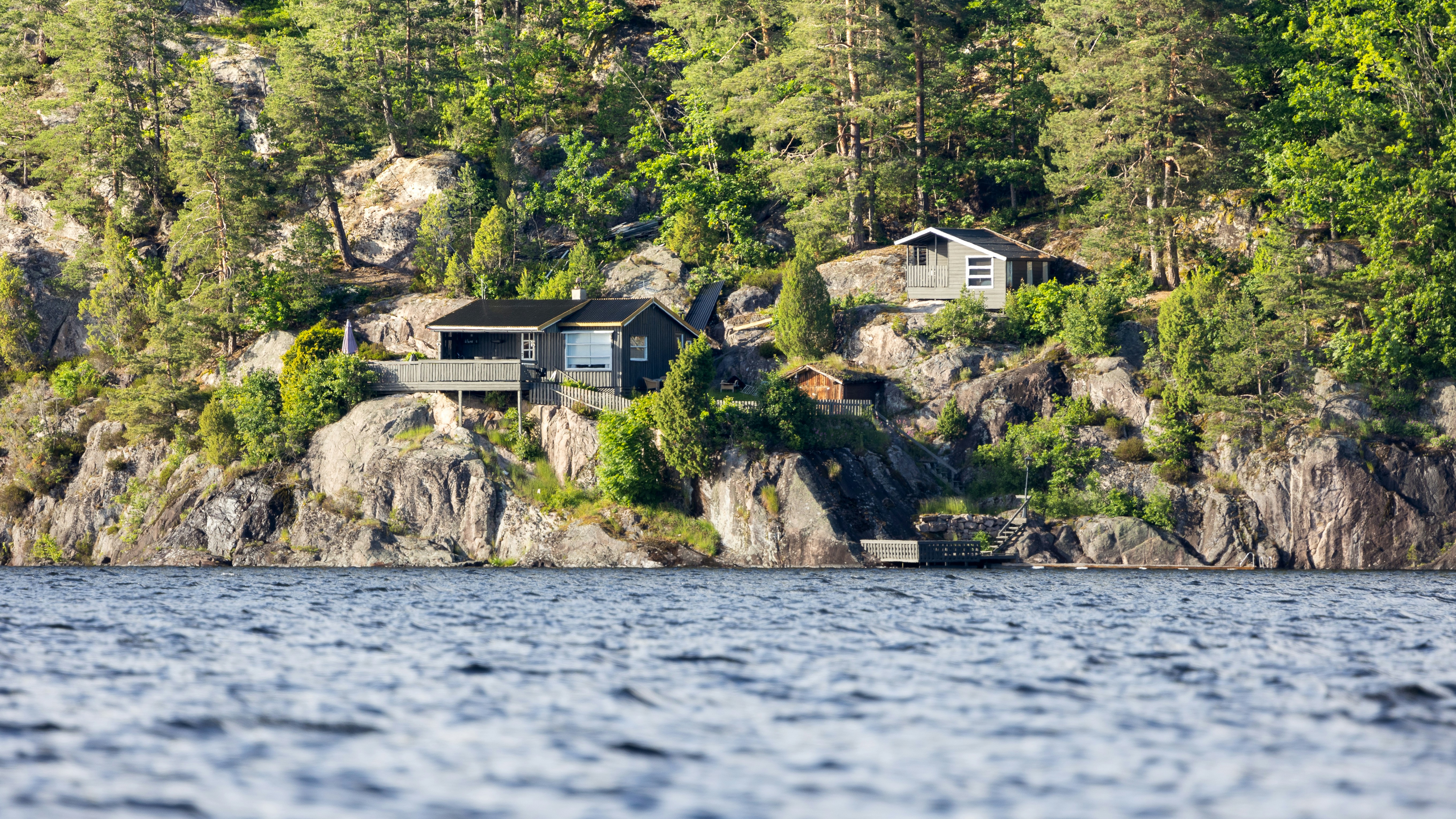 Quiet Lakefront Retreat Framed by Granite and Pine