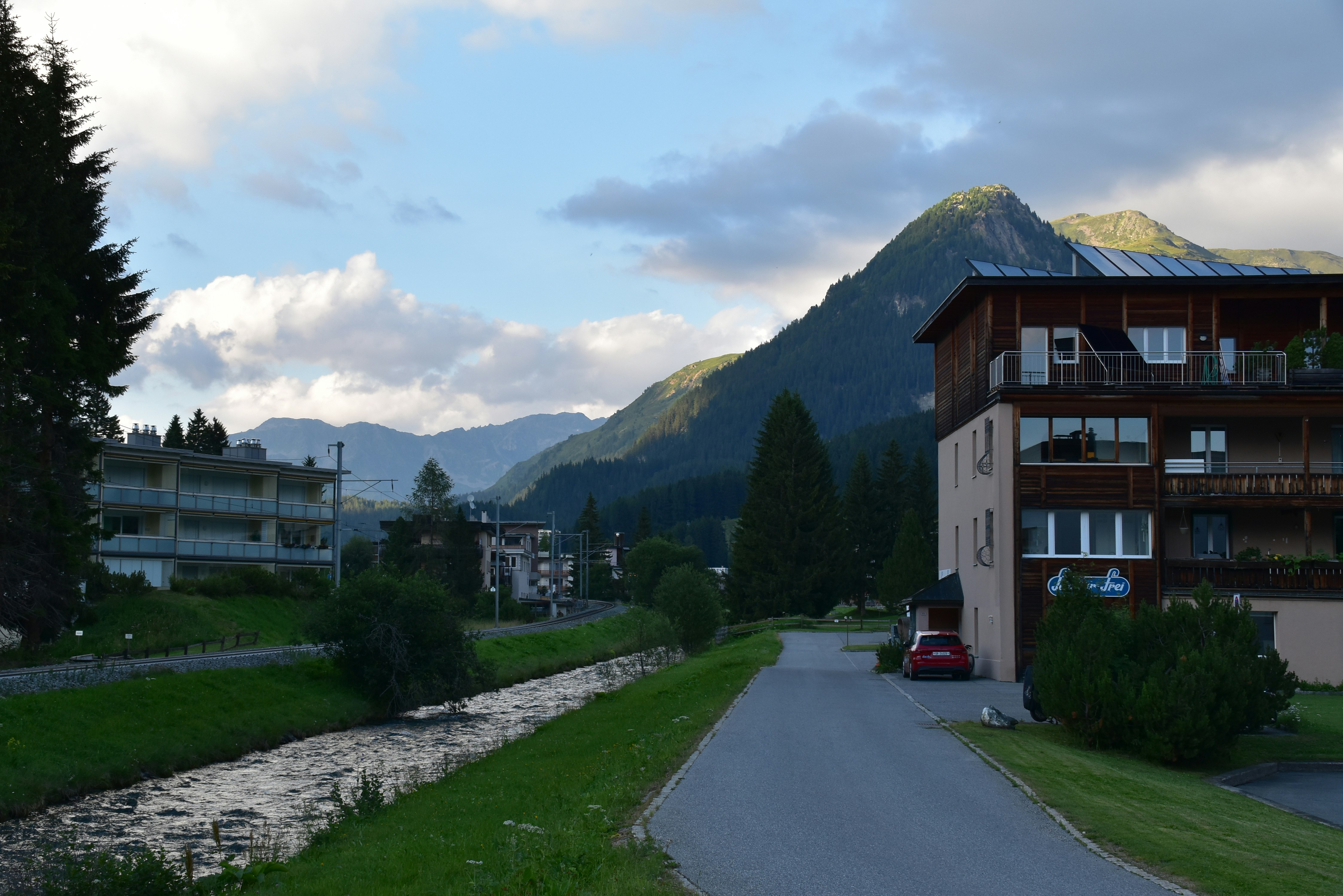 Riverwalk Chalet Between Sky and Summit